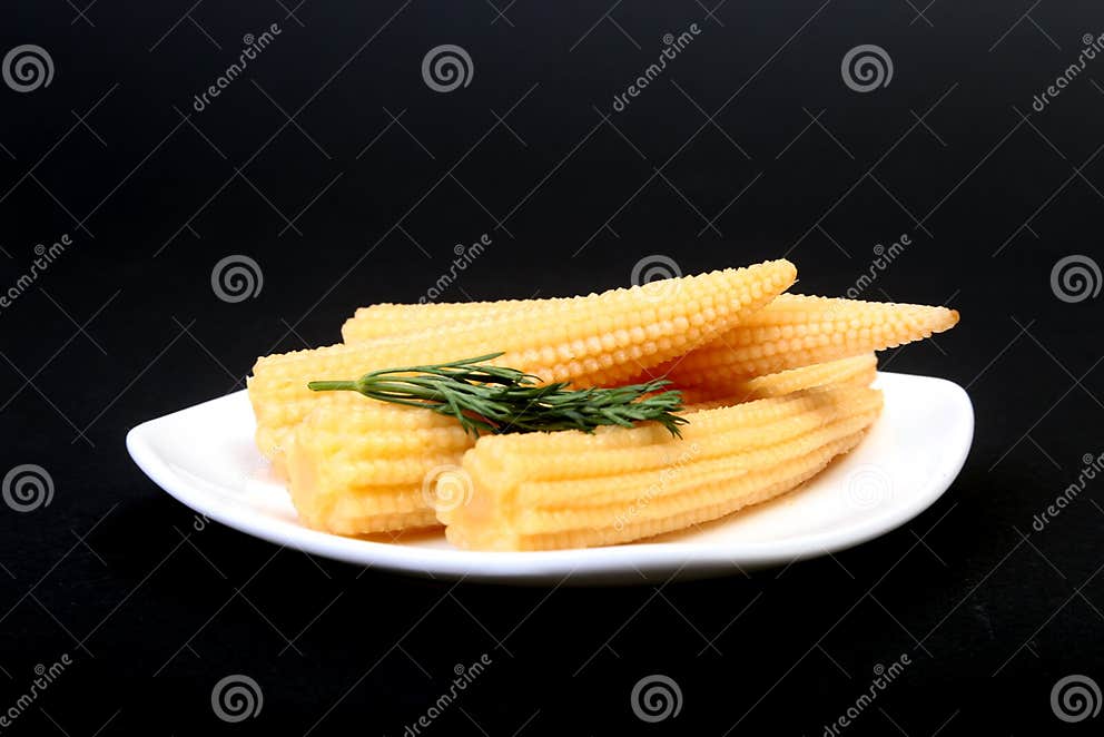 Mazorca De Mini Corn Preservada En La Placa En El Tablero De Madera ...