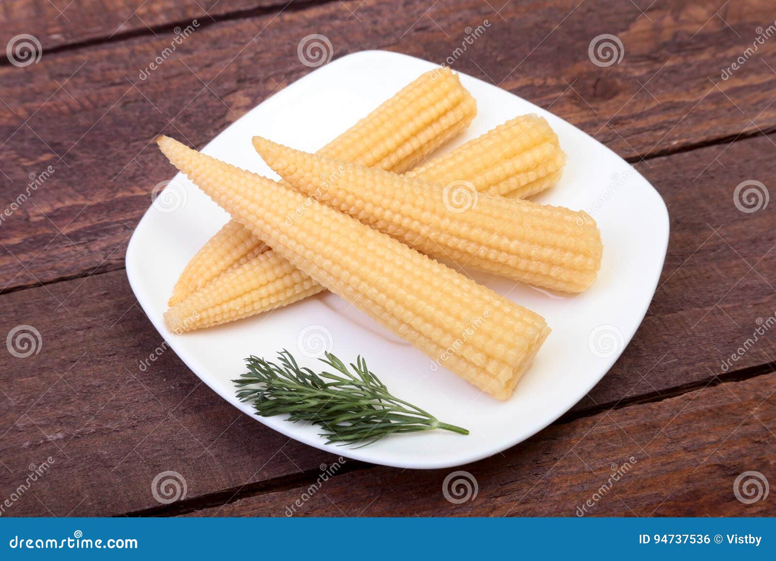 Mazorca De Mini Corn Preservada En La Placa En El Tablero De Madera ...