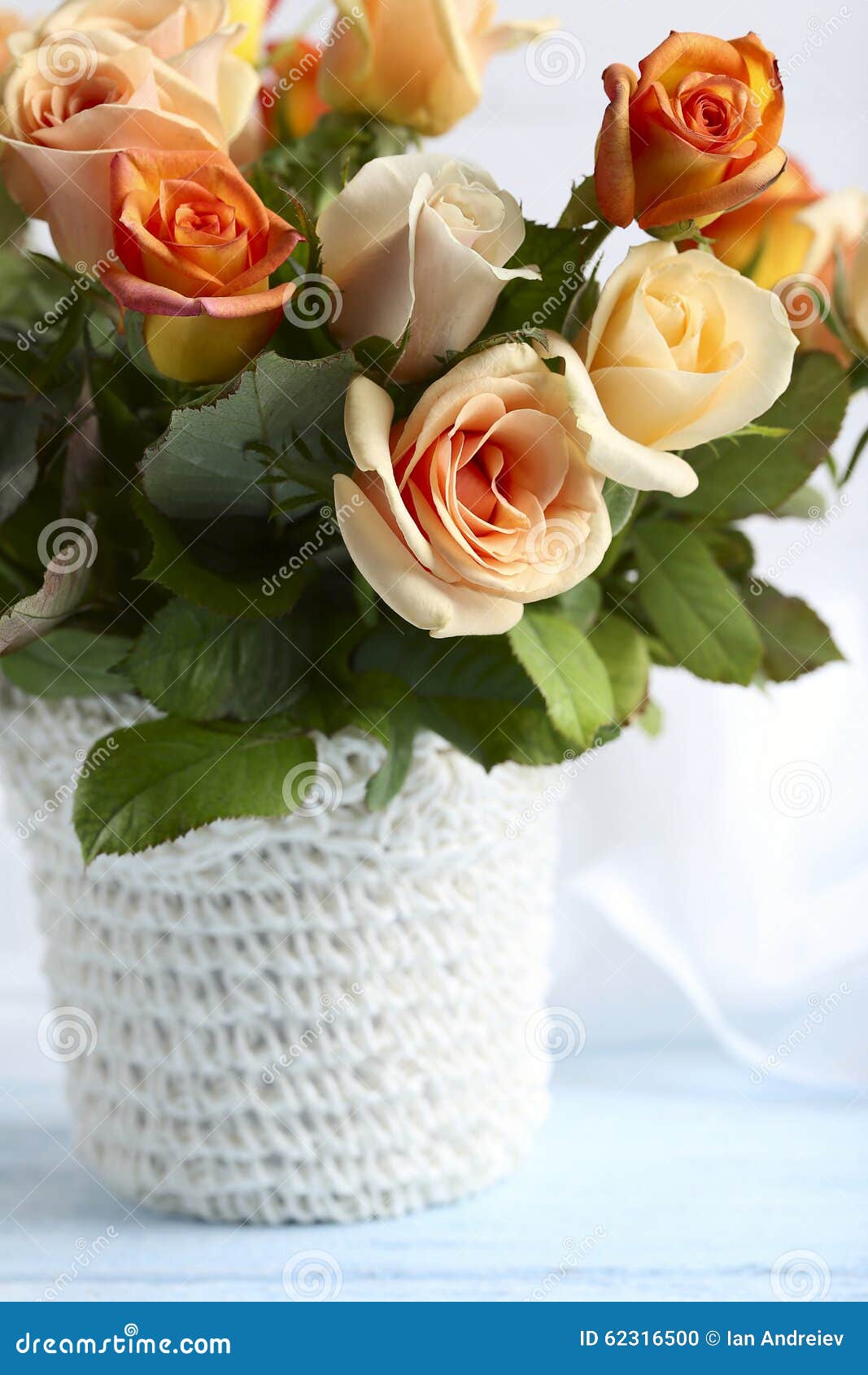 Mazzo delle rose arancio fotografia stock. Immagine di nessuno - 62316500