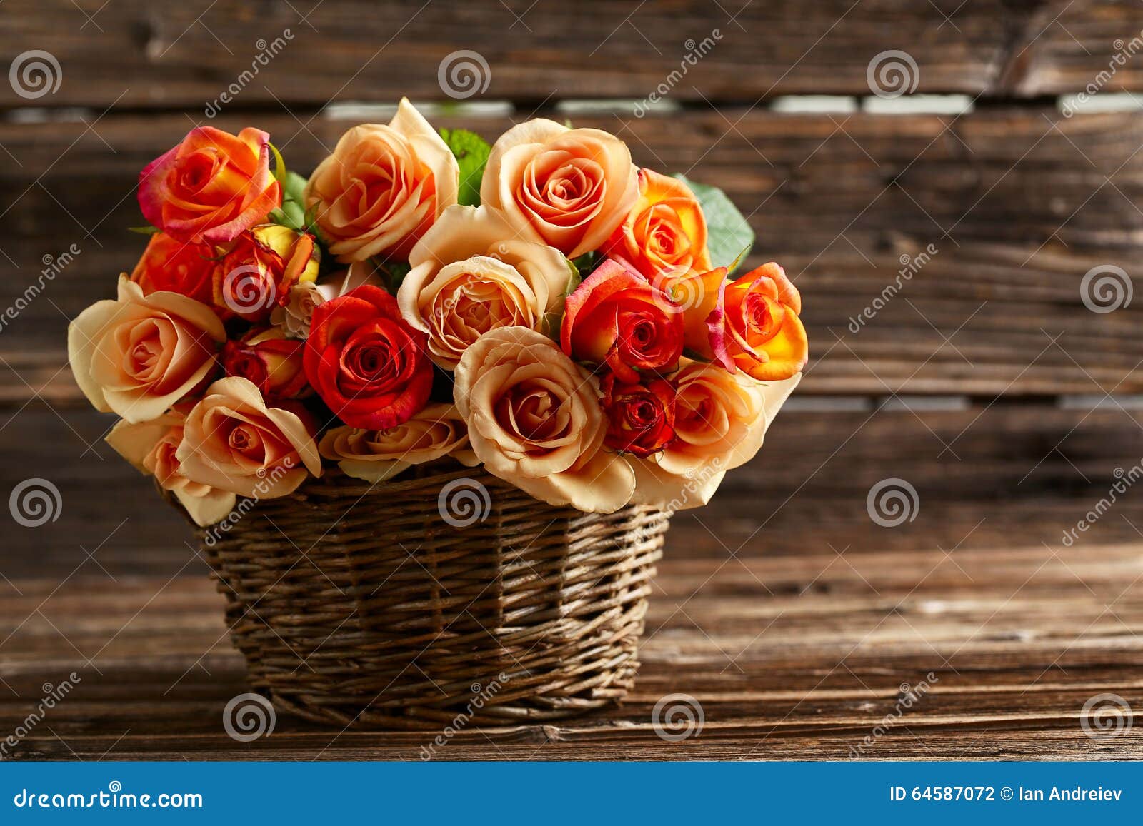 Mazzo delle rose arancio fotografia stock. Immagine di fiore - 64587072