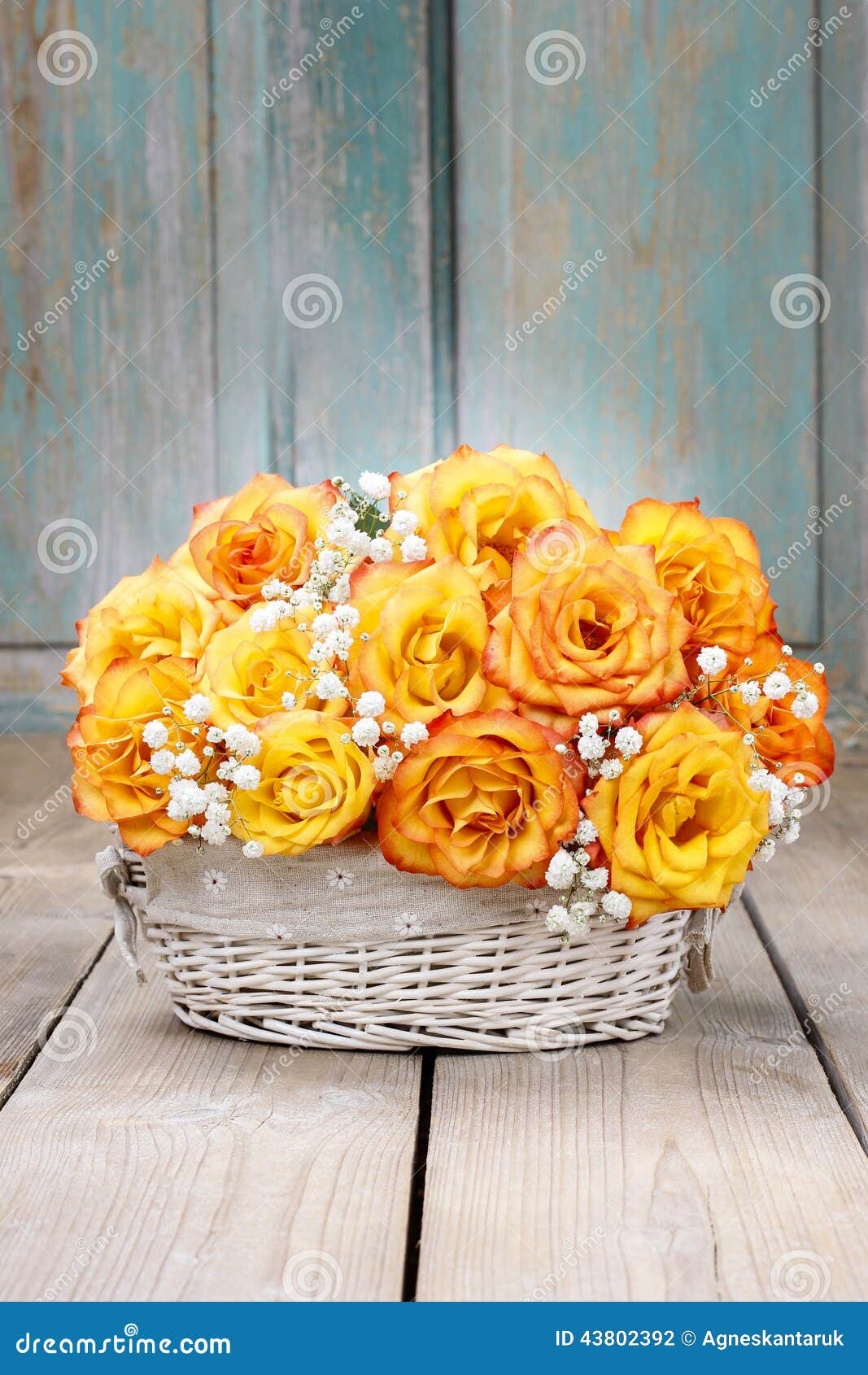 Mazzo Delle Rose Arancio in Un Canestro Di Vimini Bianco Fotografia ...