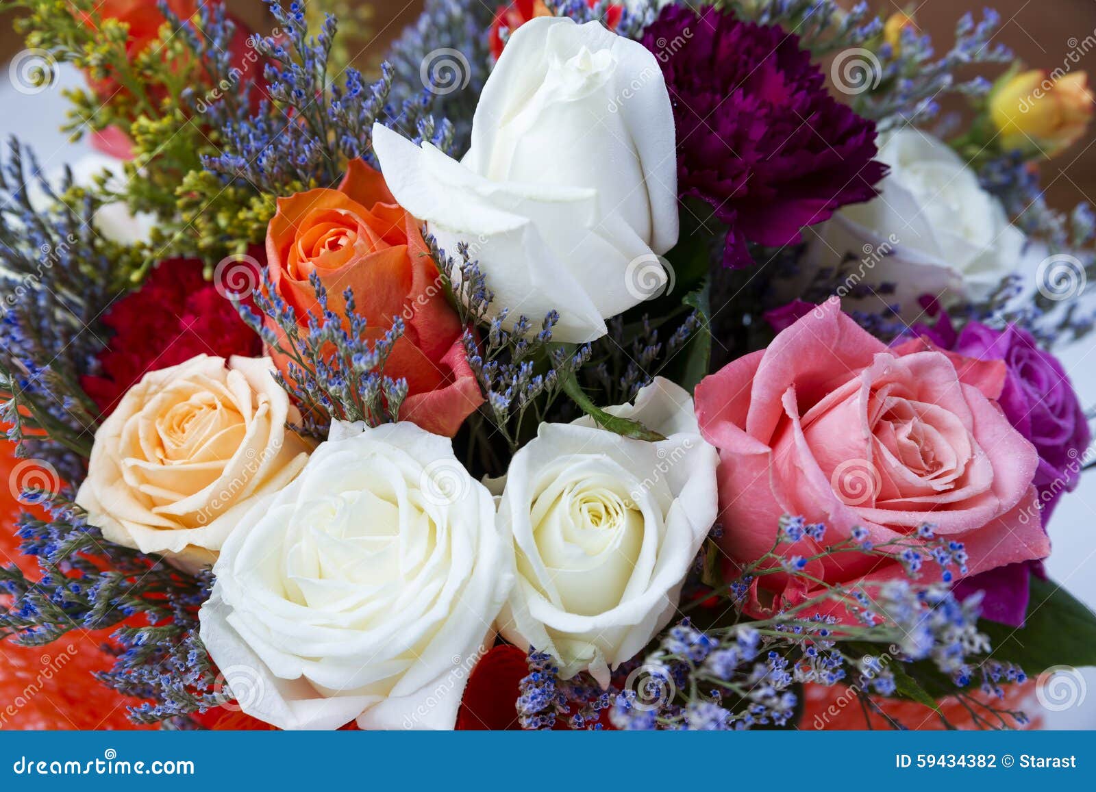 Mazzo Delle Rose Bianche, Rosse E Gialle Fotografia Stock - Immagine di ...