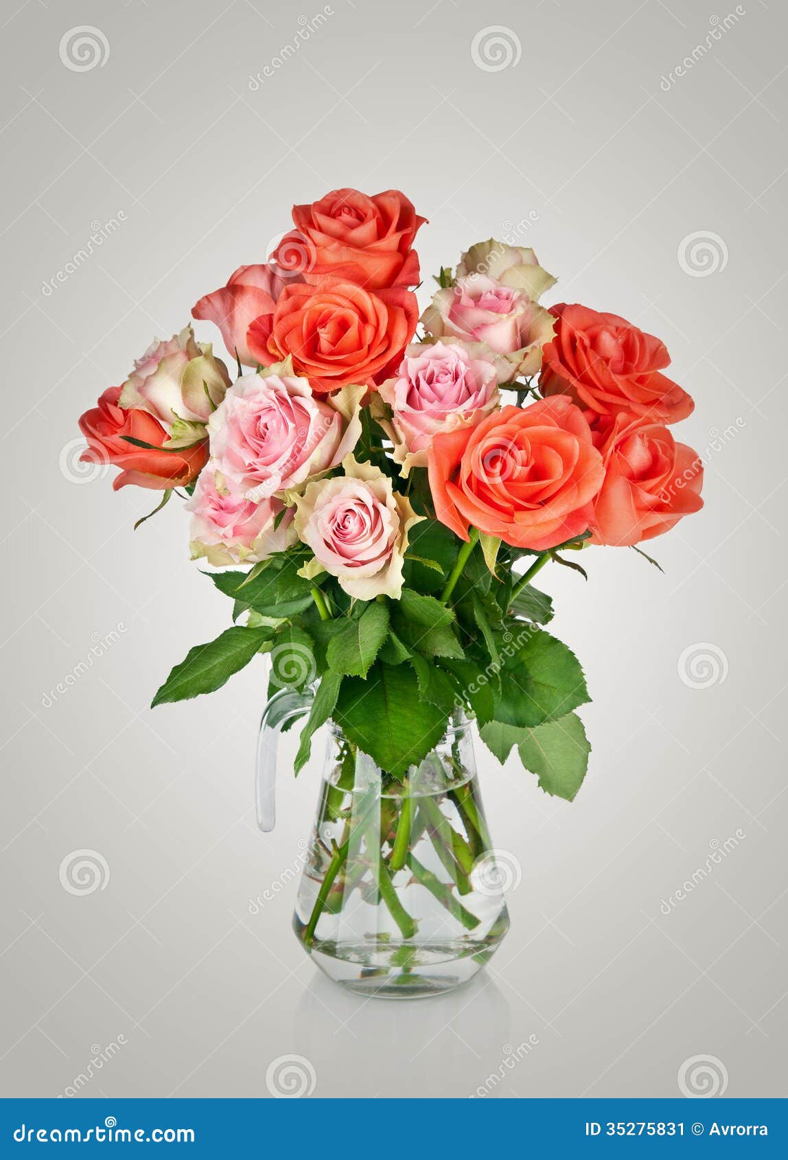 Mazzo Delle Rose Rosa in Un Vaso Immagine Stock - Immagine di mazzo ...