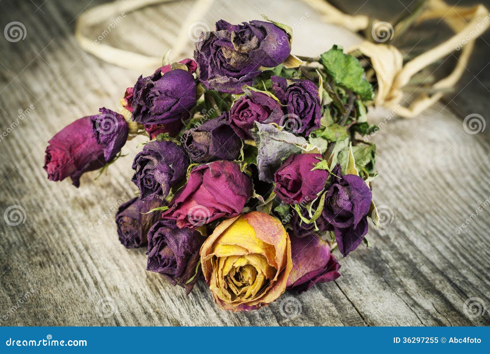 Mazzo delle rose secche immagine stock. Immagine di amore - 36297255