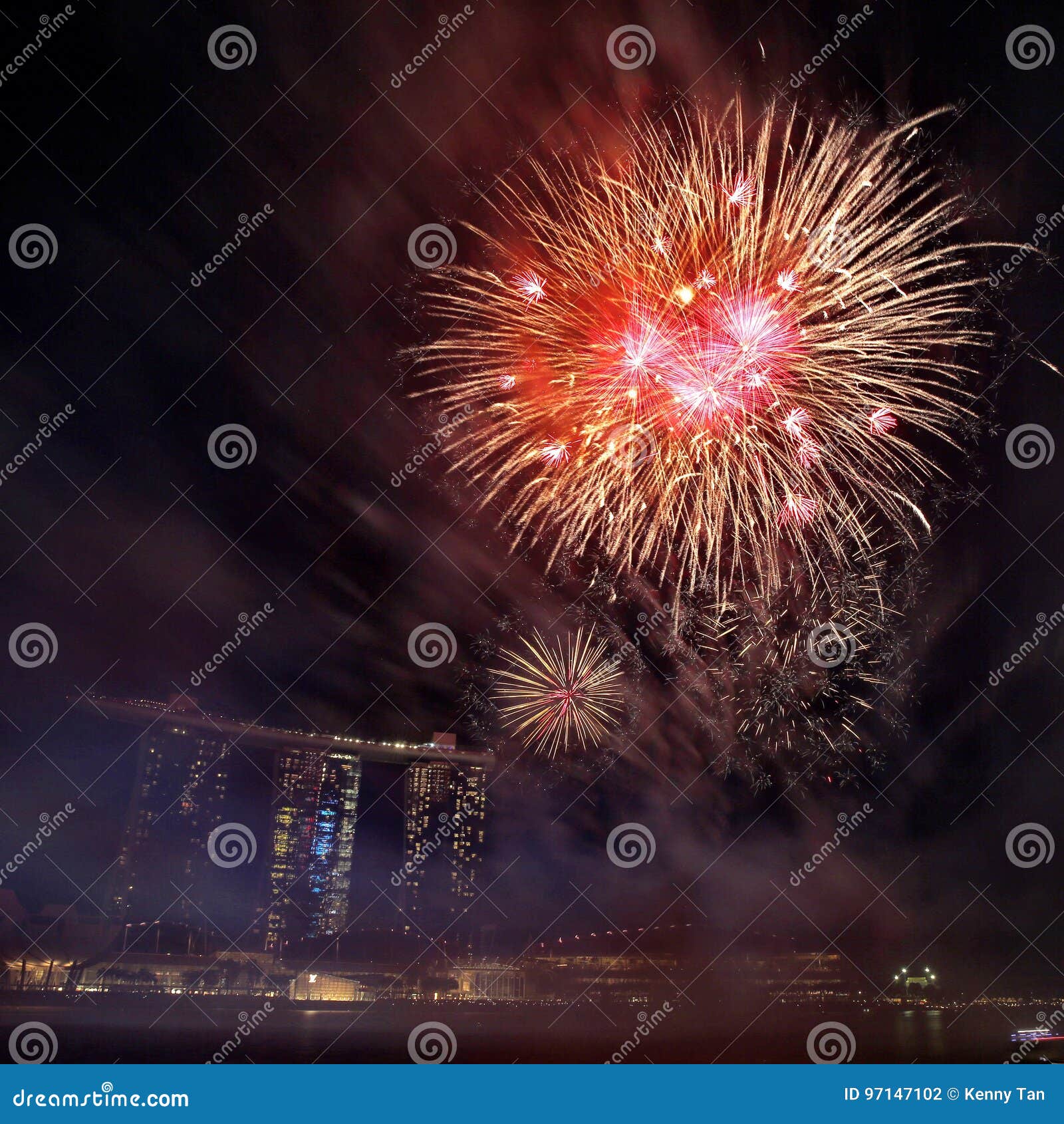 MBS De Los Fuegos Artificiales De NDP 2017 Foto de archivo - Imagen de ...