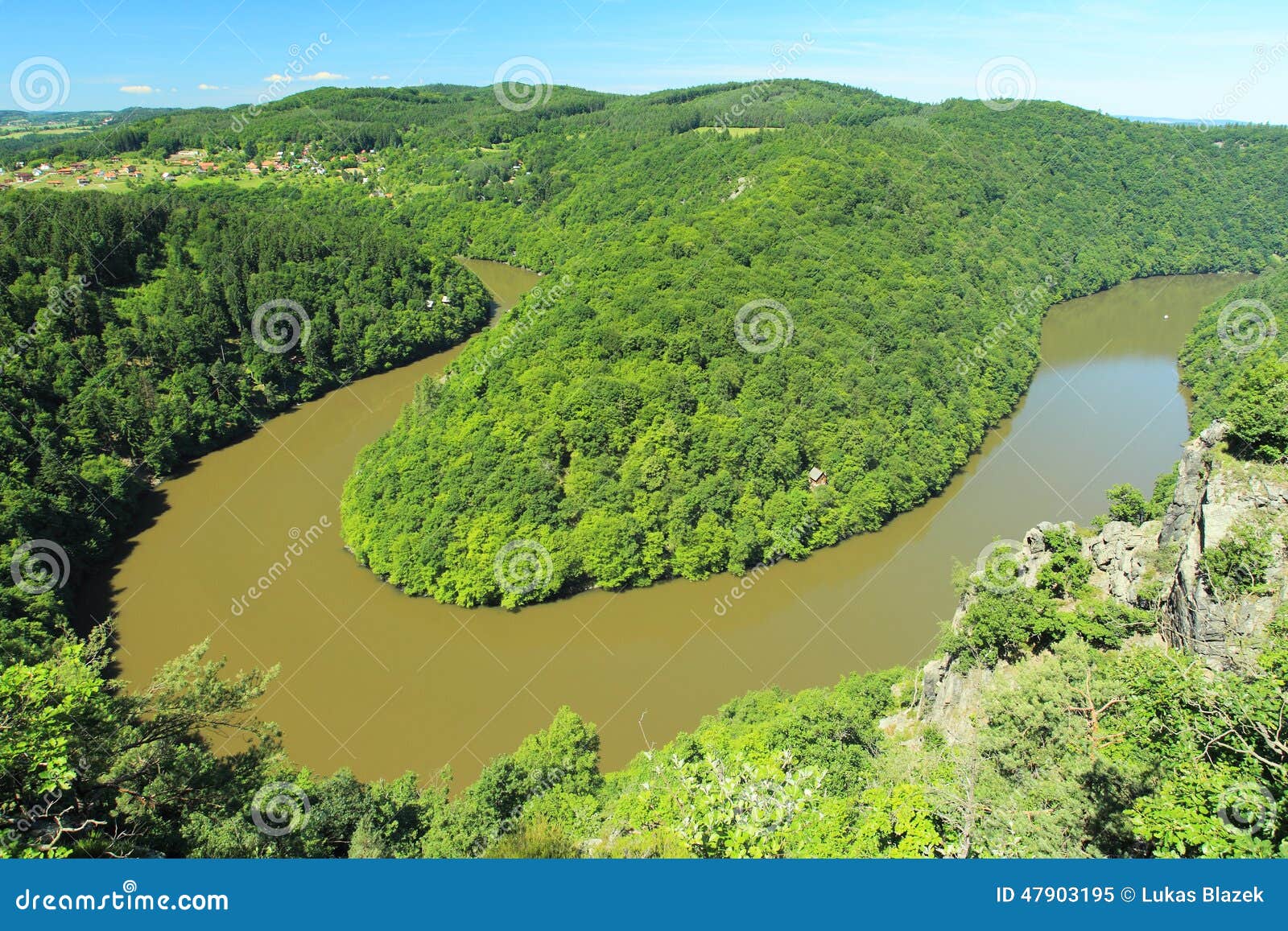 Meander van rivier Moldau stock afbeelding. Image of winter - 47903195