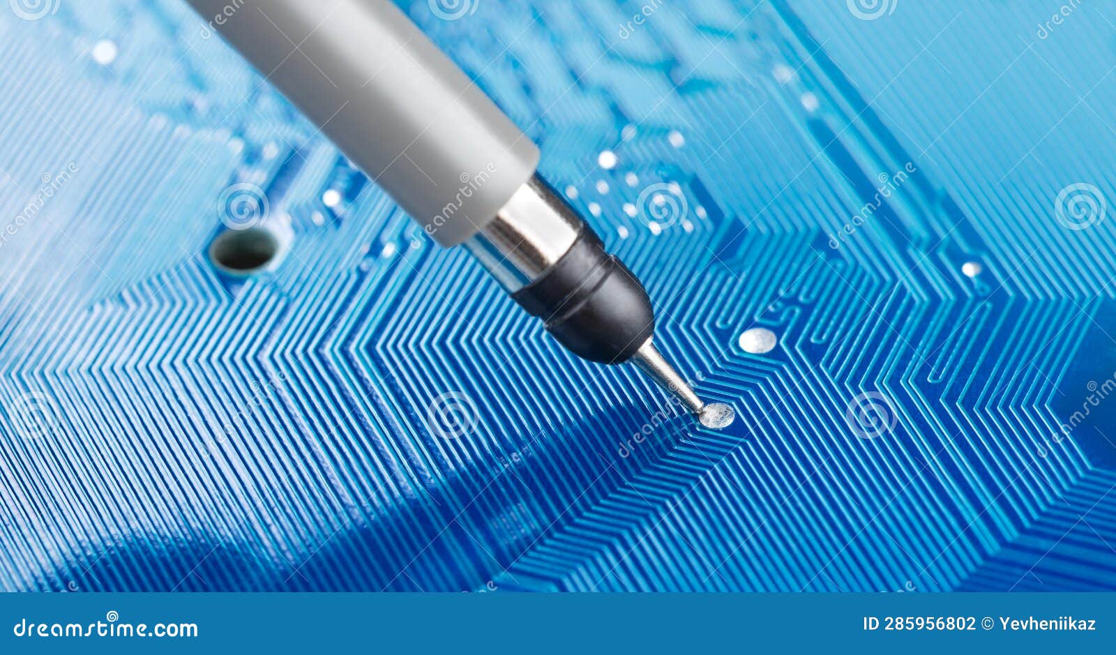 Measuring Electronic Signal Using Oscilloscope on the PCB. Electronics ...