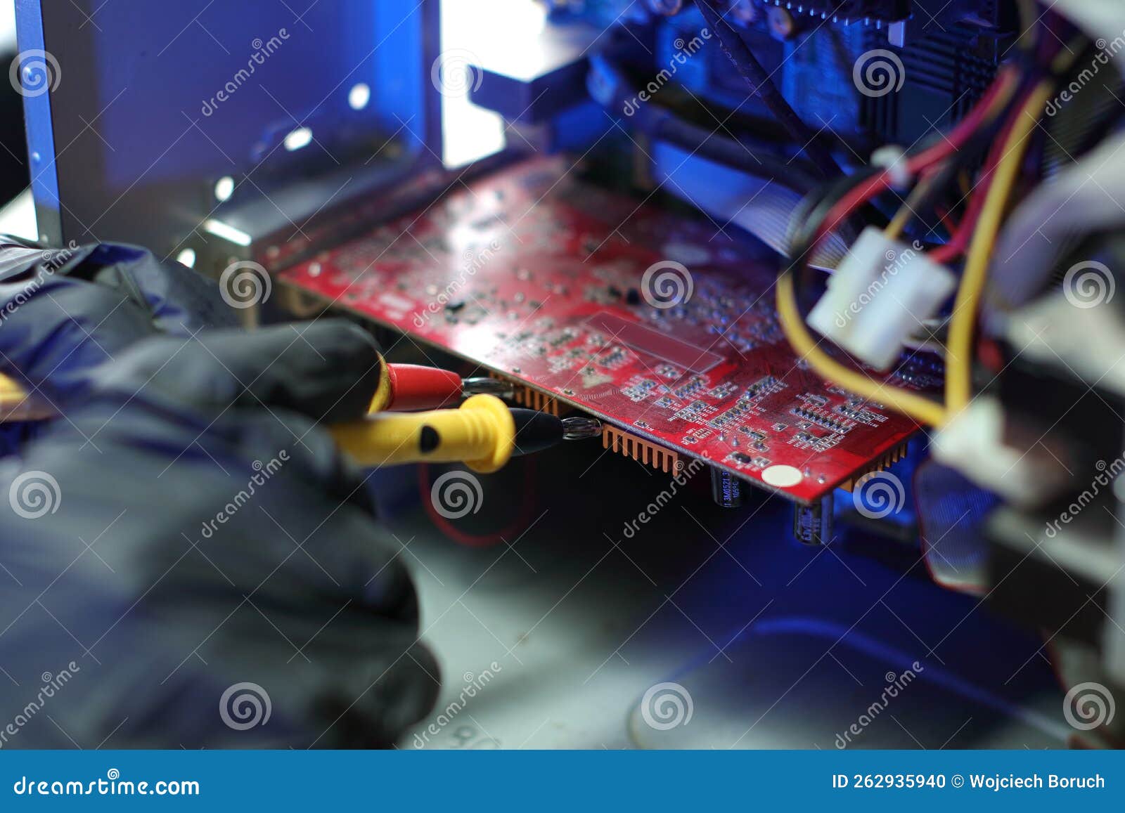 Measuring the Voltage of the Graphics Card with an Ammeter in an Old ...