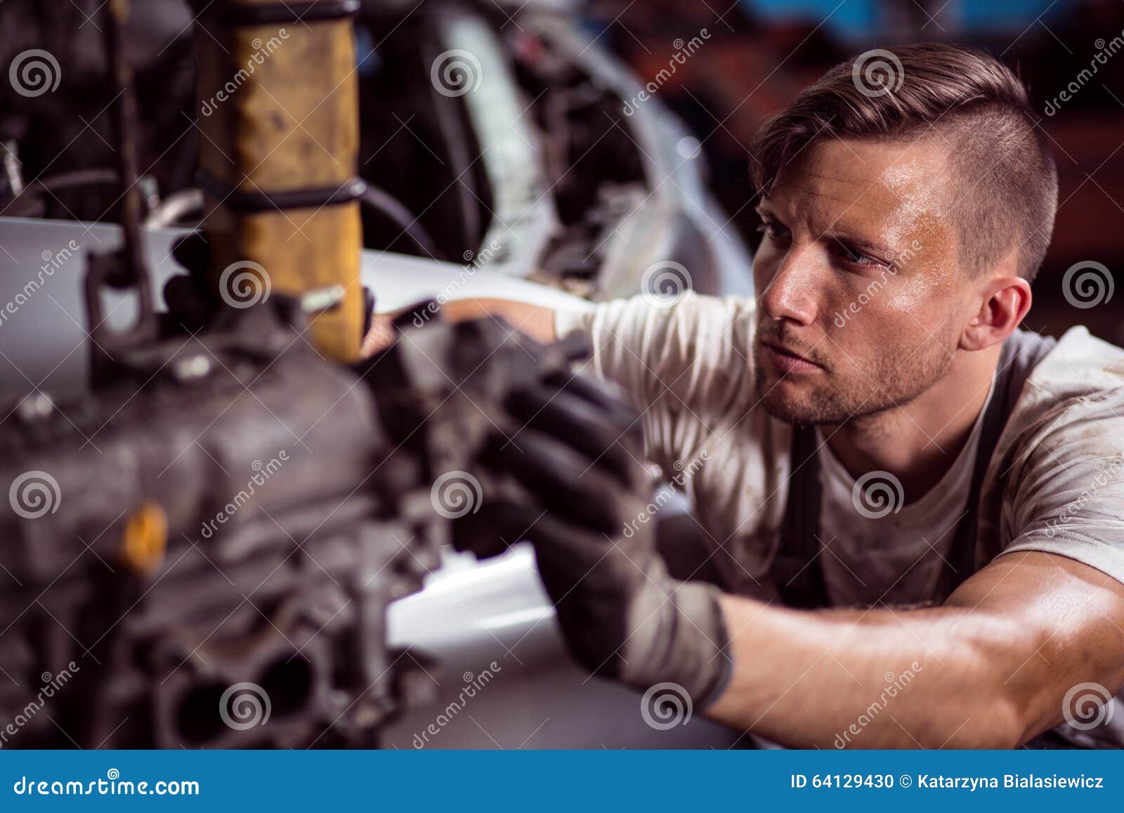 Mecánico de trabajo duro foto de archivo. Imagen de técnico - 64129430