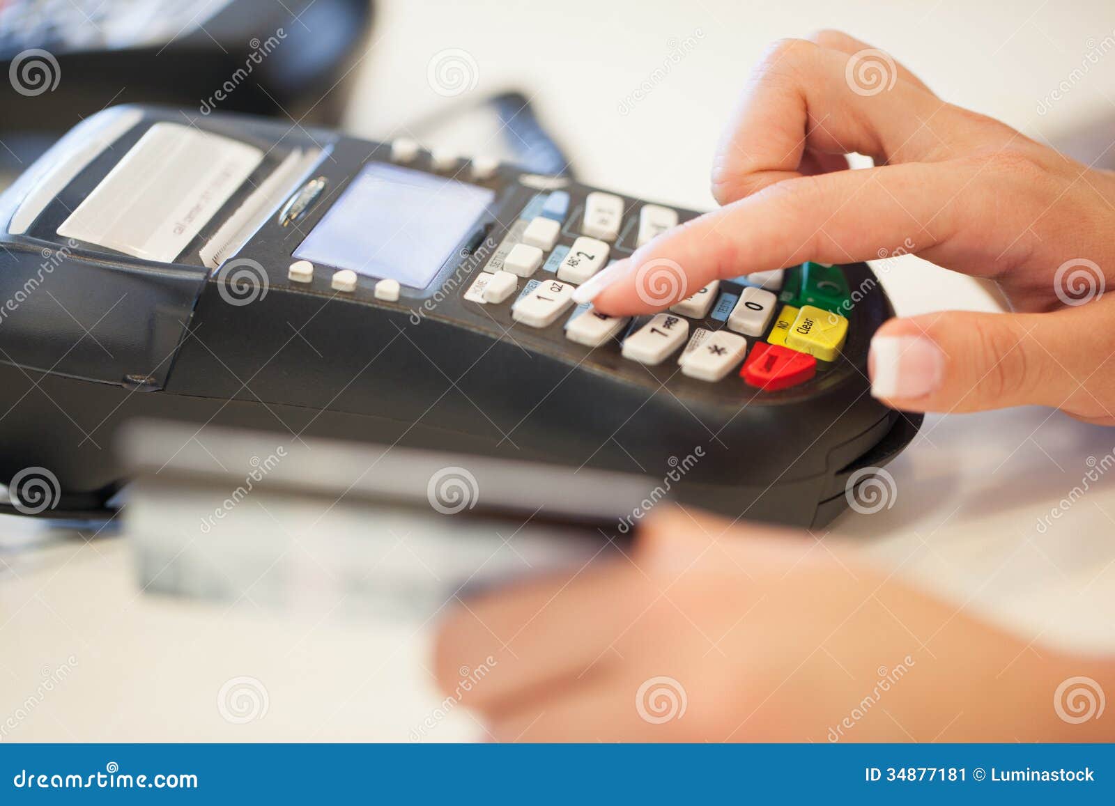 Mecanografiar a Pin Code En El Lector De Tarjetas Imagen de archivo ...
