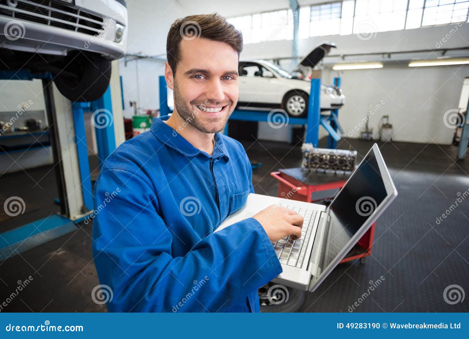 Meccanico Che Per Mezzo Di Un Computer Portatile Per Lavorare ...
