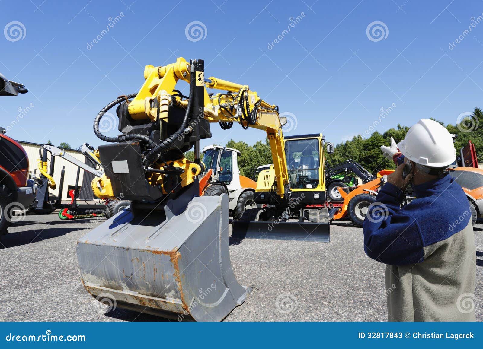 Mechanic and bulldozers stock image. Image of machinepark - 32817843