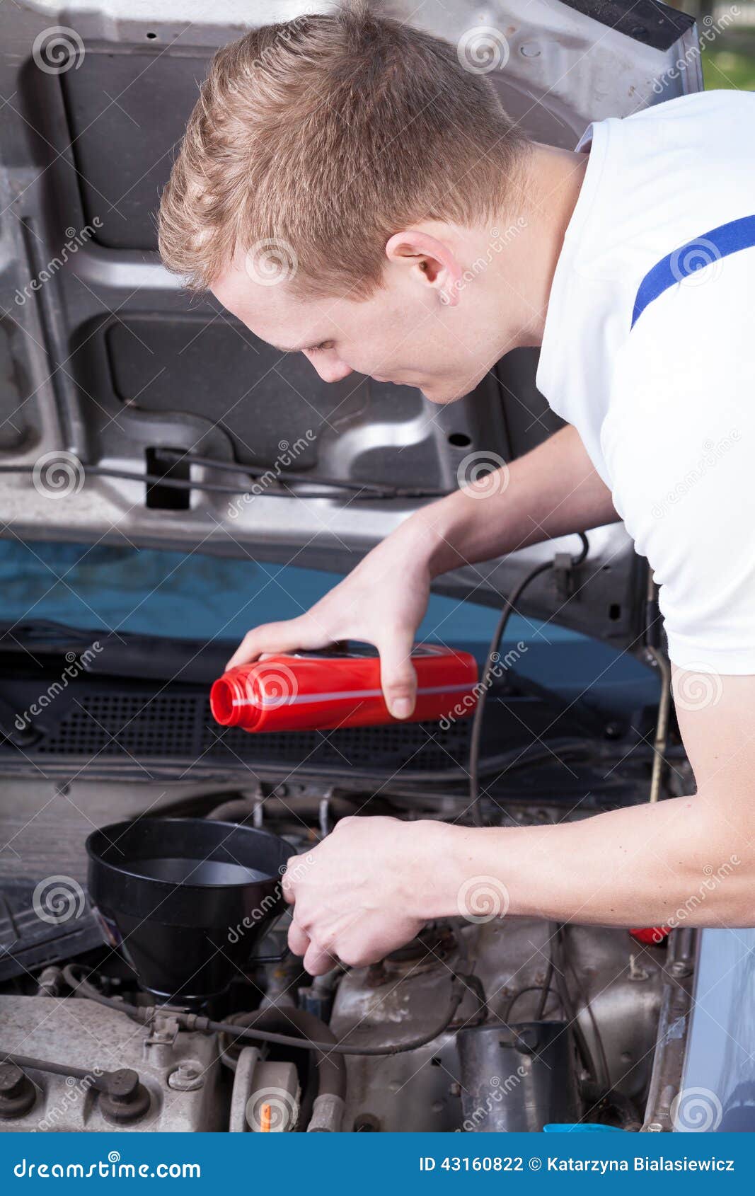 Mechanic changing car oil stock photo. Image of motor - 43160822