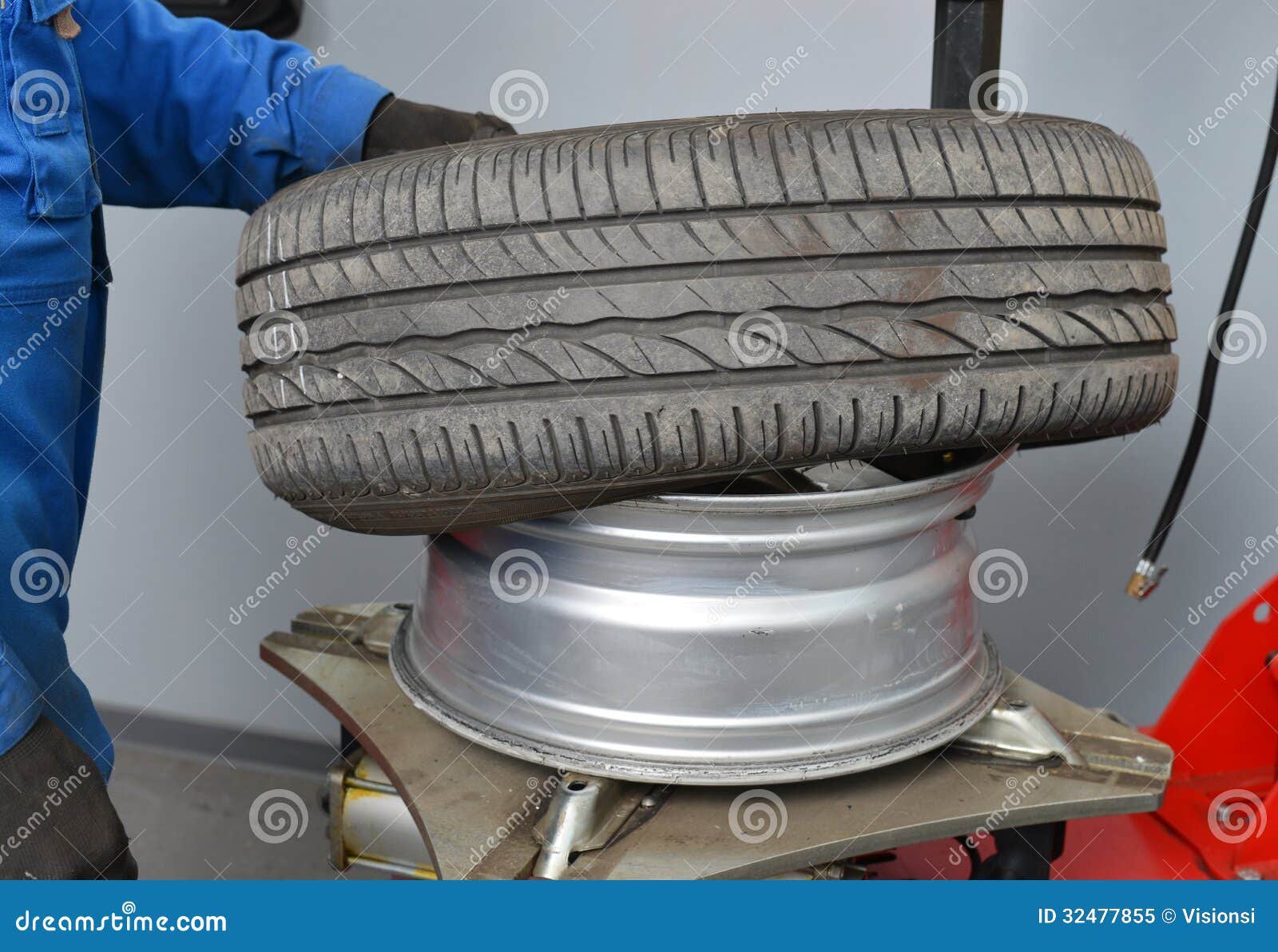 Mechanic changing car tire stock image. Image of servicing - 32477855