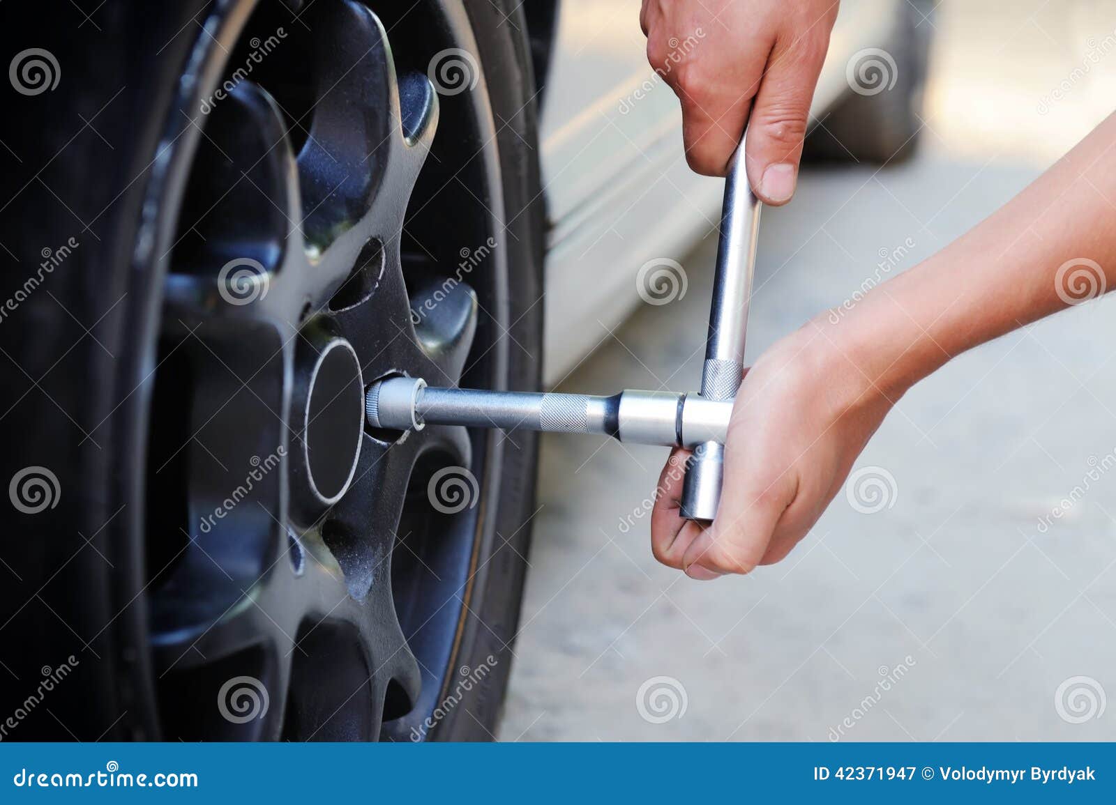 Mechanic Changing Car Wheel Stock Image - Image of holding, engineer ...
