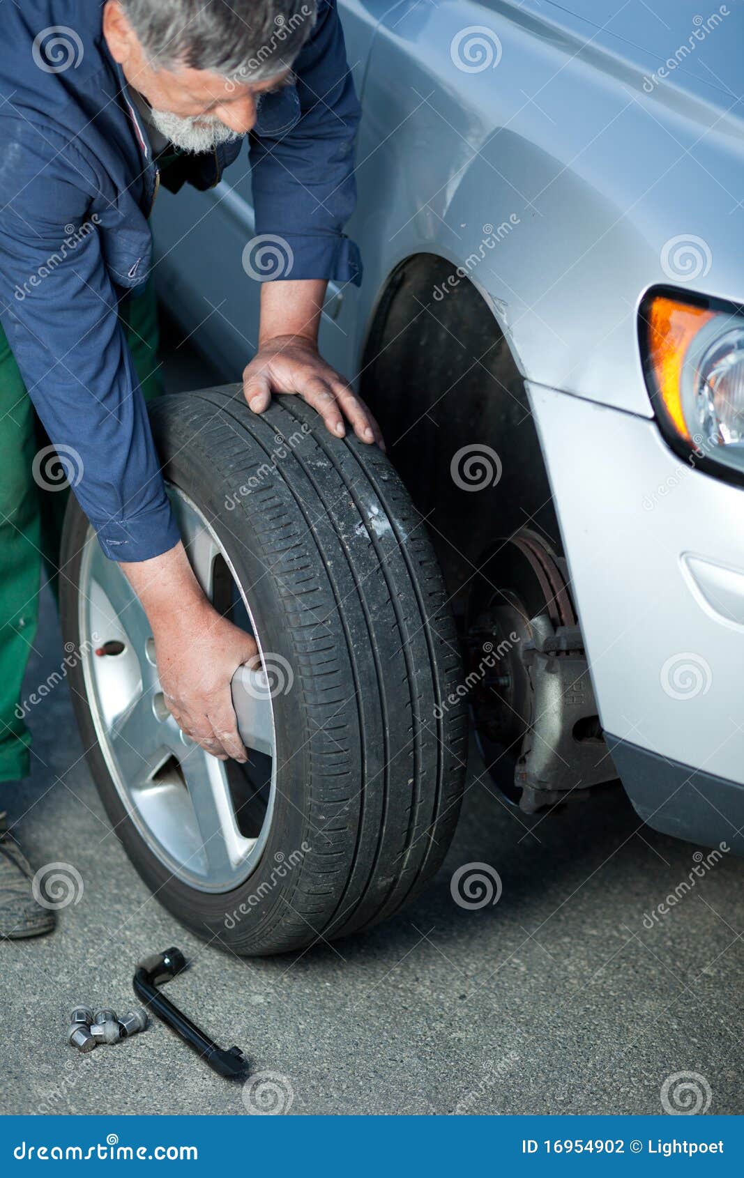 Mechanic changing a wheel stock photo. Image of mechanical - 16954902