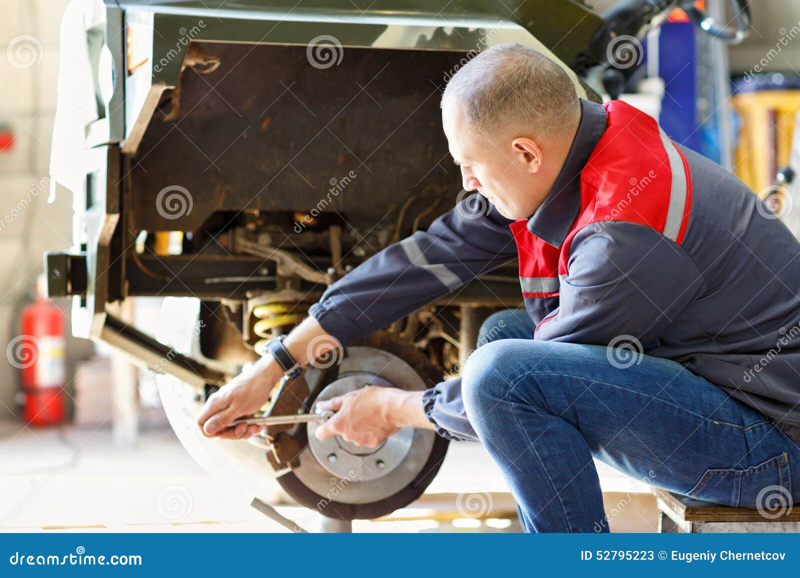 Mechanic changing wheel stock image. Image of automobile - 52795223