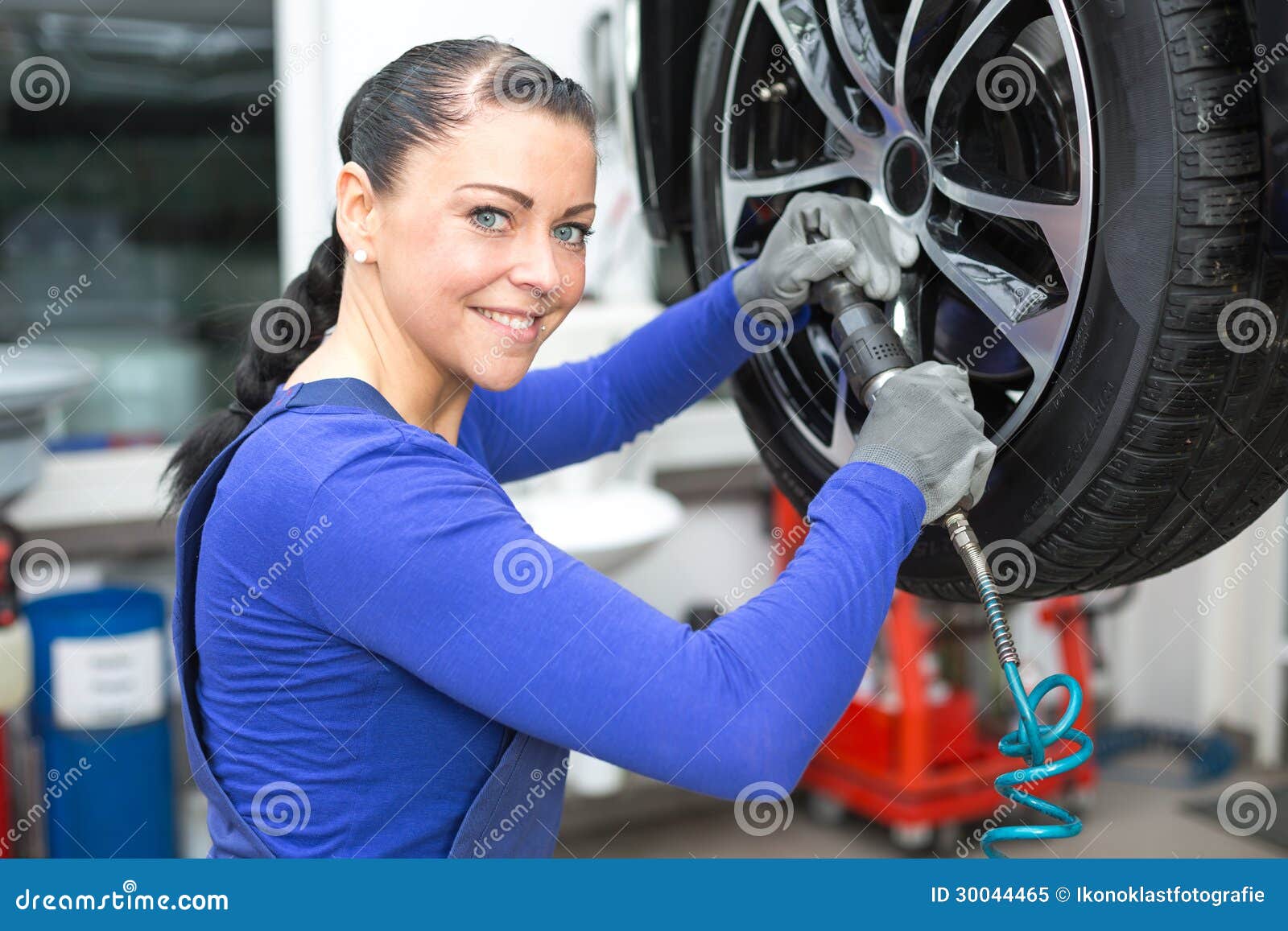 Mechanic Changing Wheels on a Car on Hydraulic Ramp Stock Image - Image ...