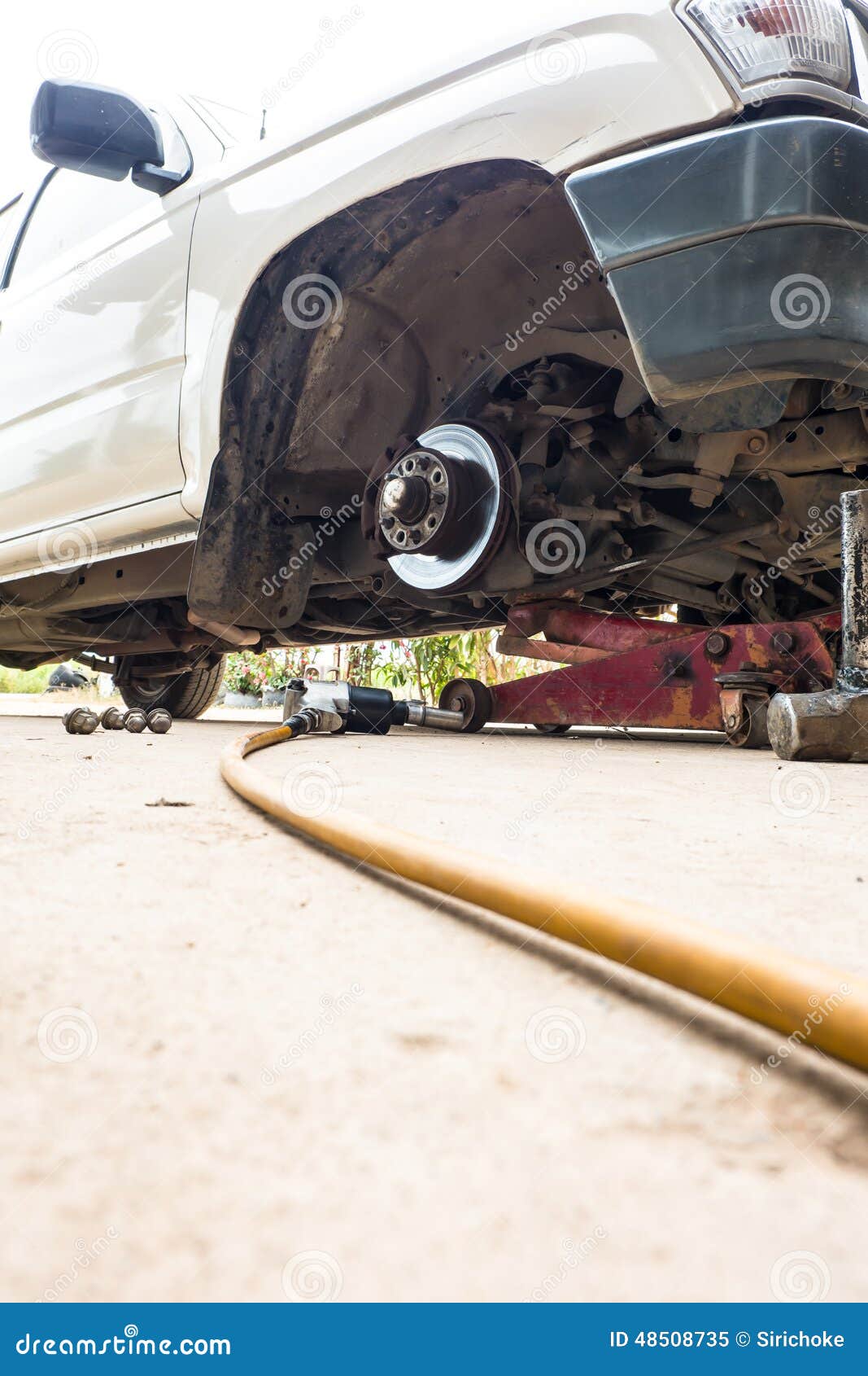 Mechanic changing a wheel stock image. Image of transportation - 48508735