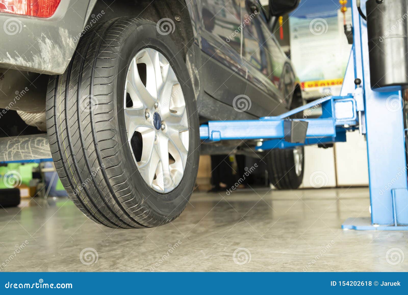 Mechanic Changing Car Wheel with Impact Wrench at Service Shop Stock ...