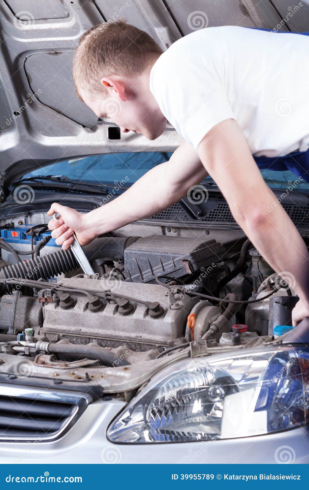 Mechanic fixing car engine stock image. Image of garage - 39955789