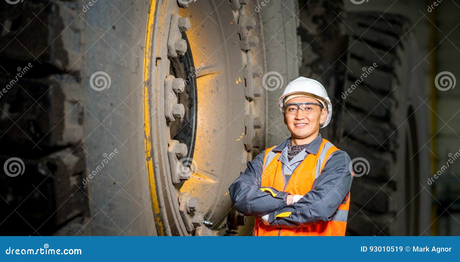 Mechanic Working Earthmoving Equipment Stock Photos - Free & Royalty ...