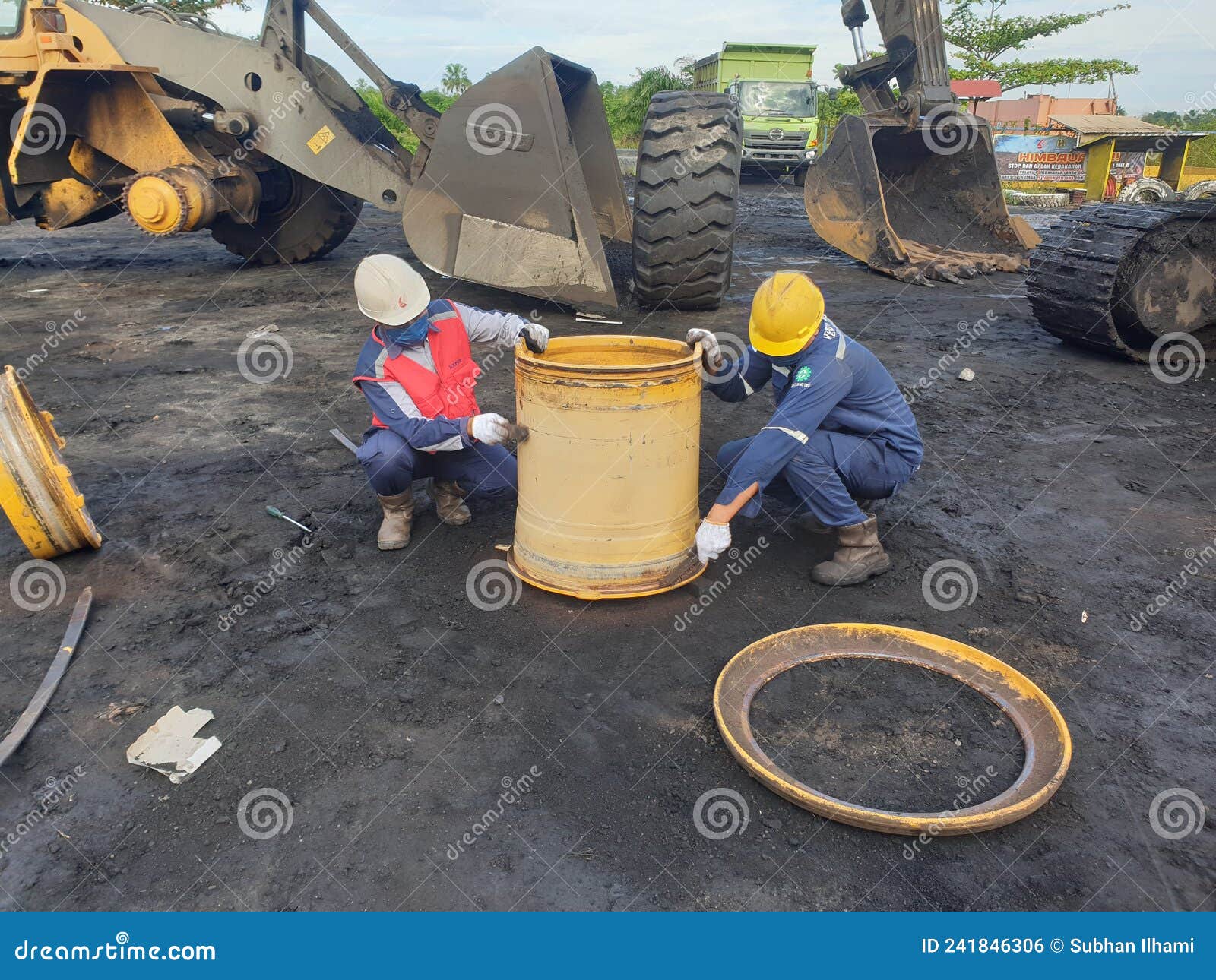 Mechanic Installing Heavy Equipment Tire Wheels Editorial Photo - Image ...