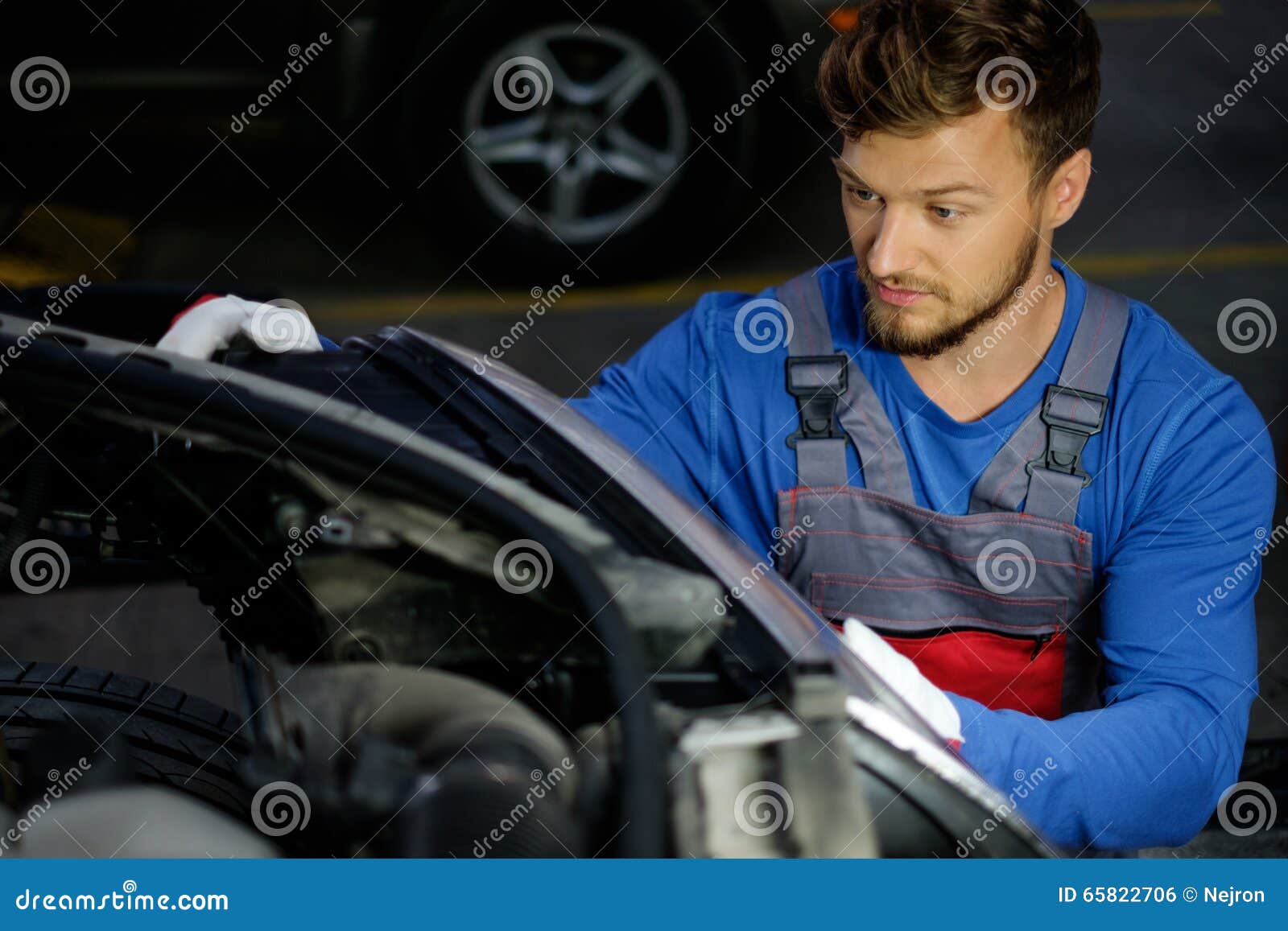 Mechanic with New Car Headlight Stock Photo - Image of occupation, lift ...