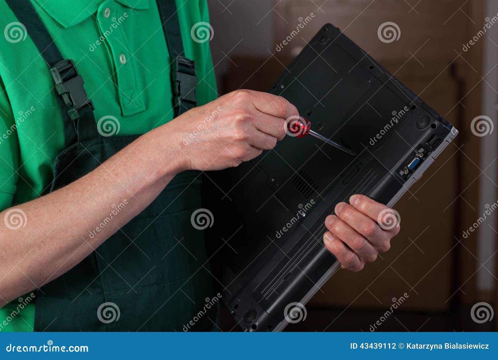 Mechanic repairing laptop stock photo. Image of assistance - 43439112