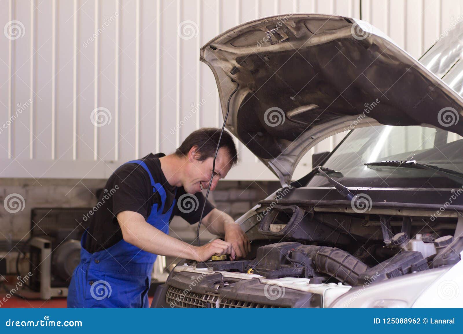 Mechanic uses jackscrew stock photo. Image of repair - 125088962