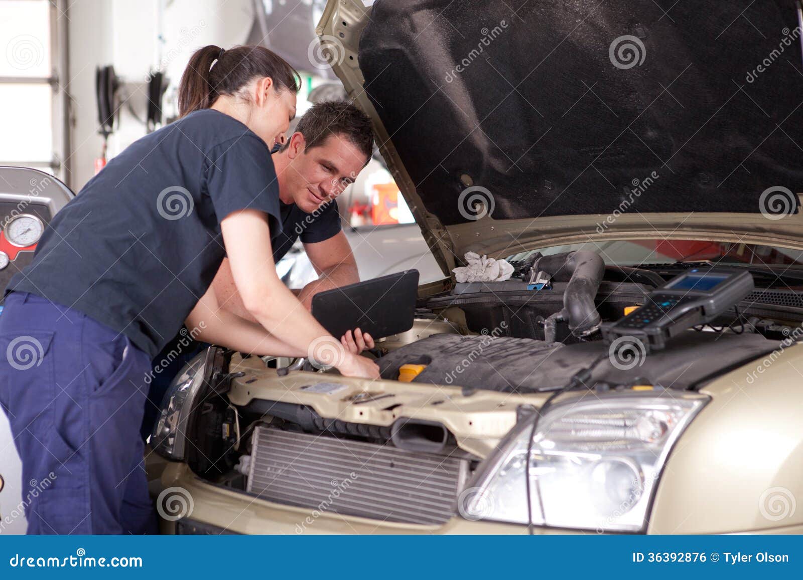 Mechanic Using Digital Tablet Stock Photo - Image of fine, electronic ...