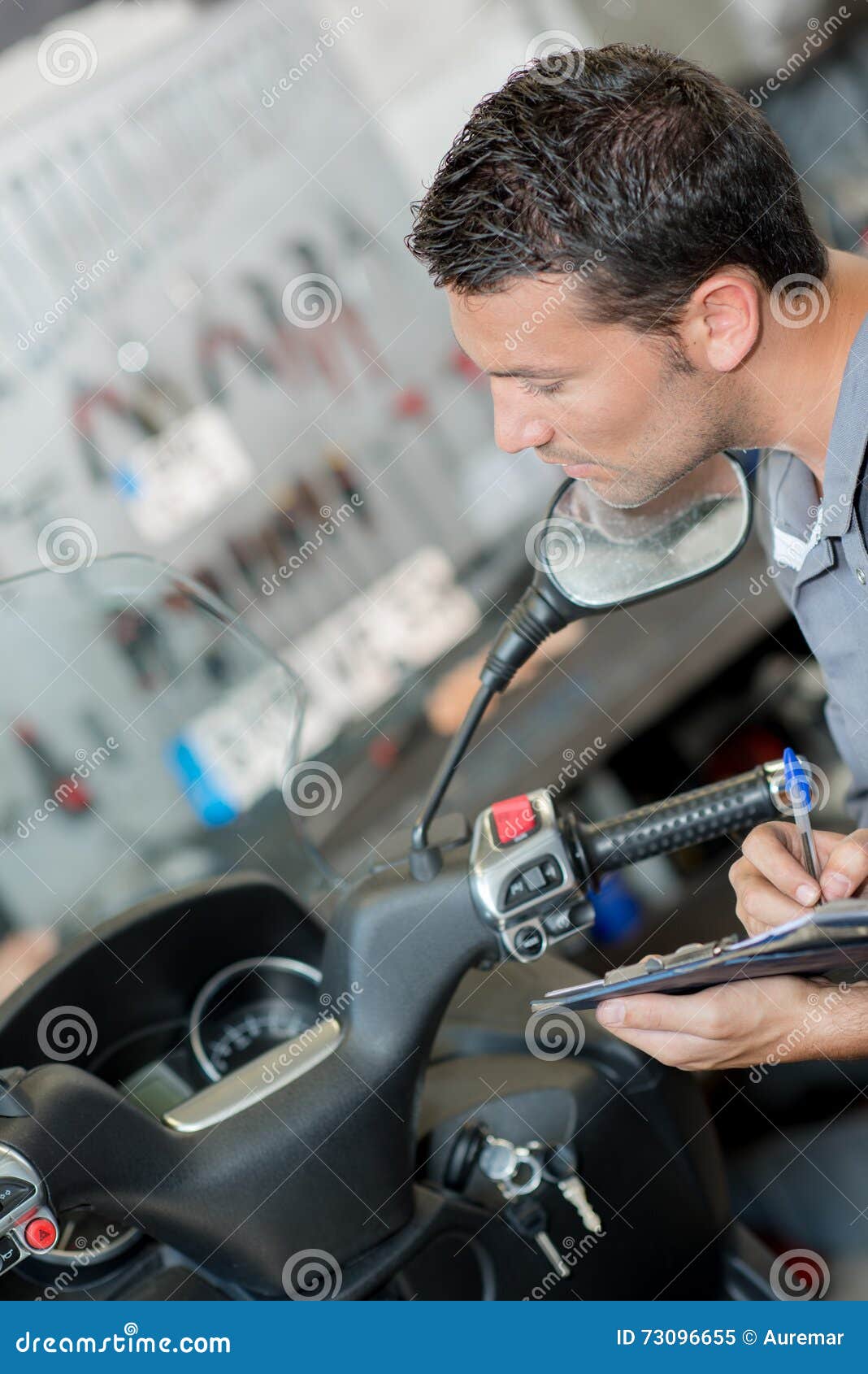 Mechanic Writing on Clipboard Stock Image - Image of repairman, vehicle ...