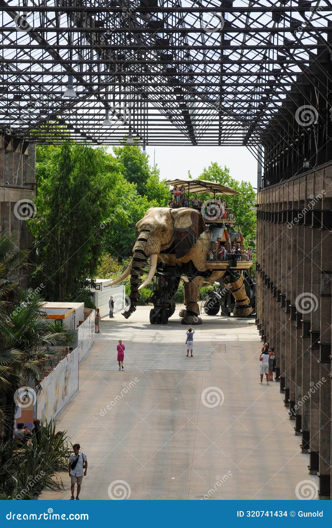 Mechanical Elephant Machine in Nantes Editorial Stock Image - Image of ...