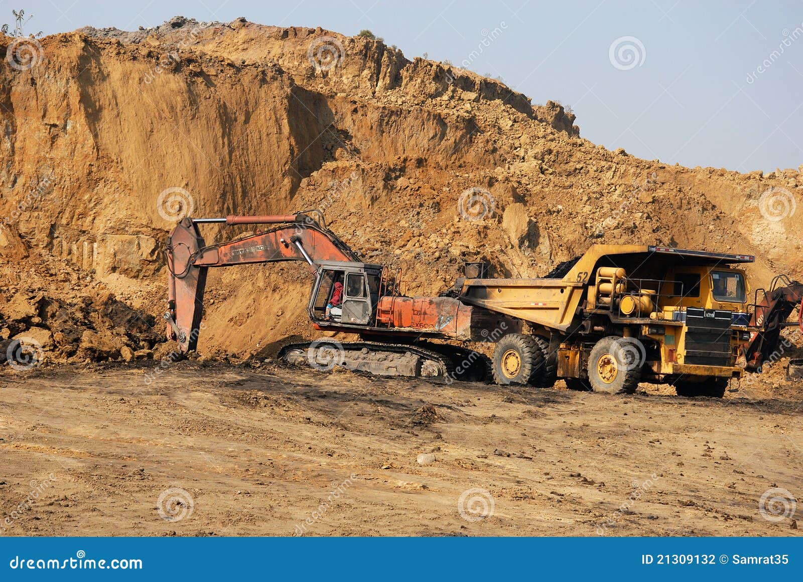 Mechanical Loading of Coal editorial photography. Image of heavy - 21309132
