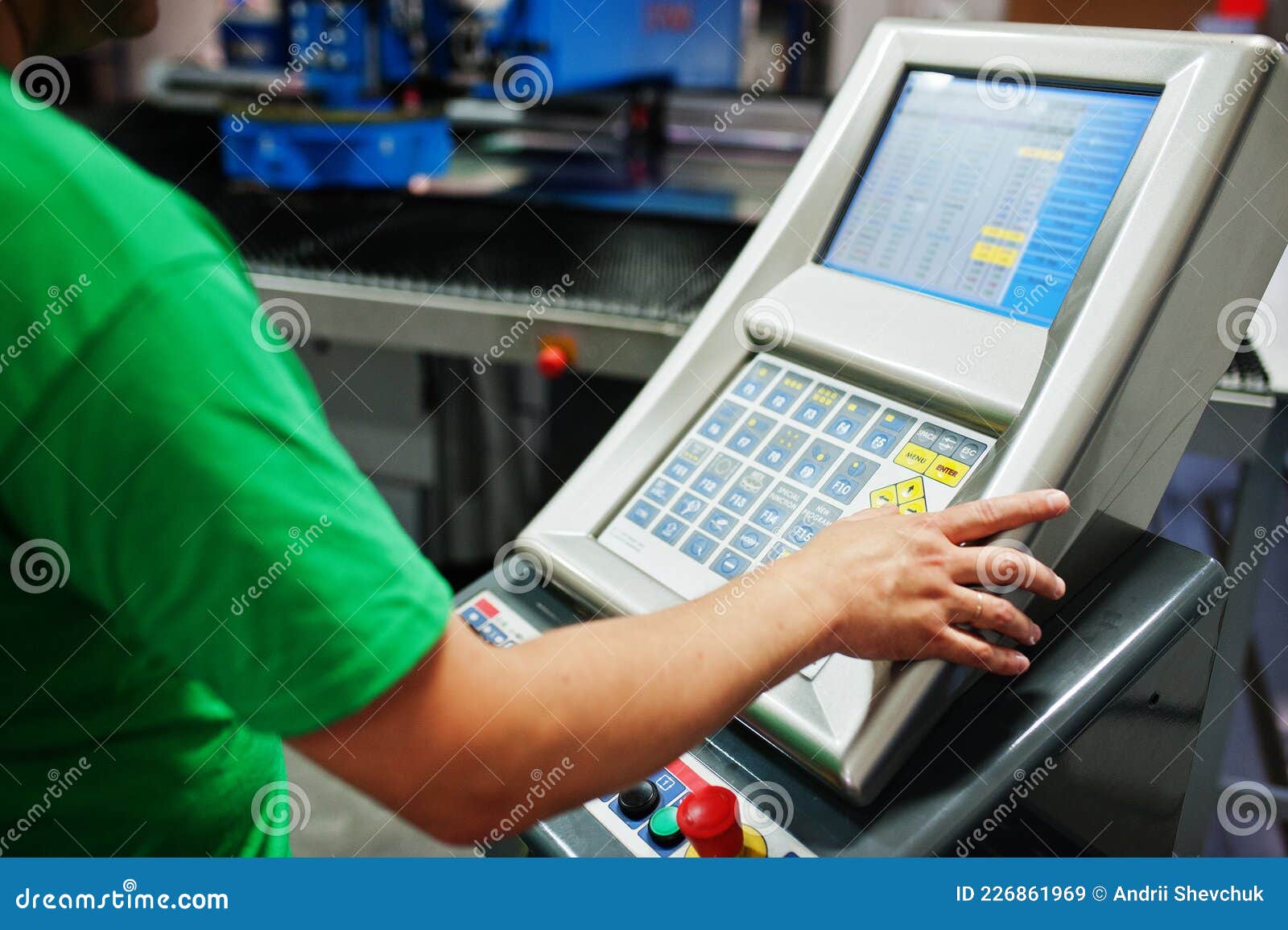 Mechanical Technician Operative of Milling Cutting Machine Center at ...