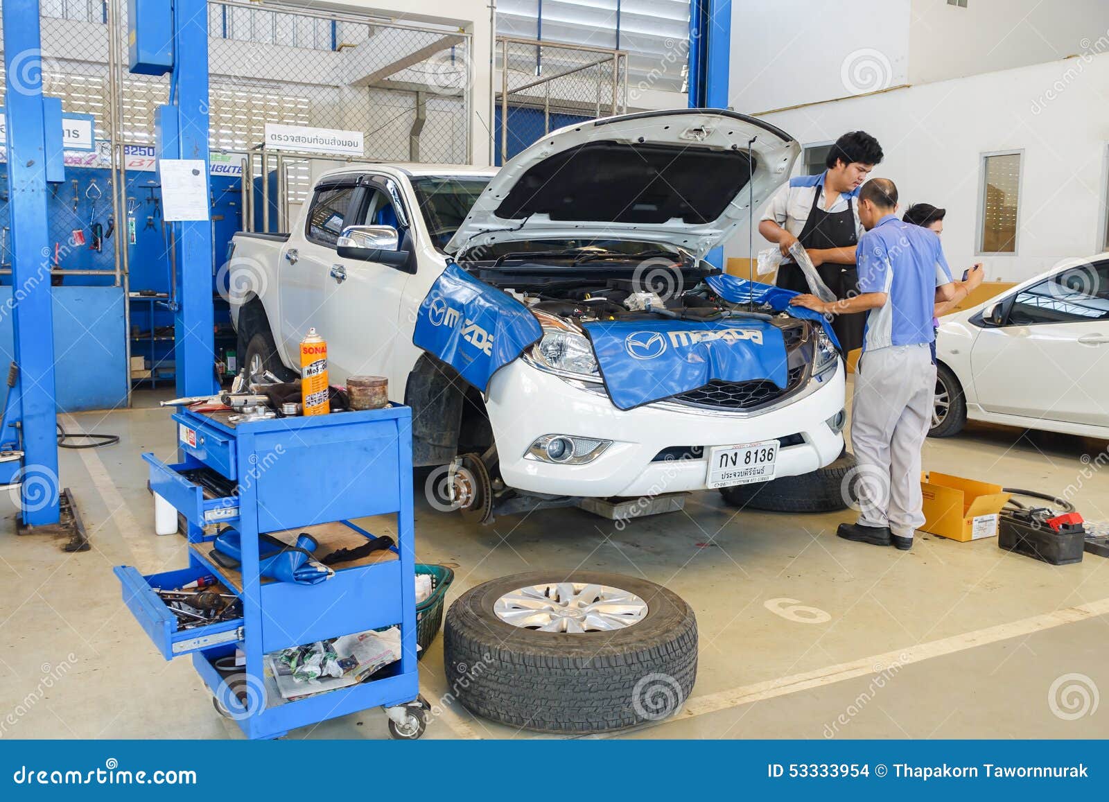 Mechanics fixing car editorial stock image. Image of repairman - 53333954
