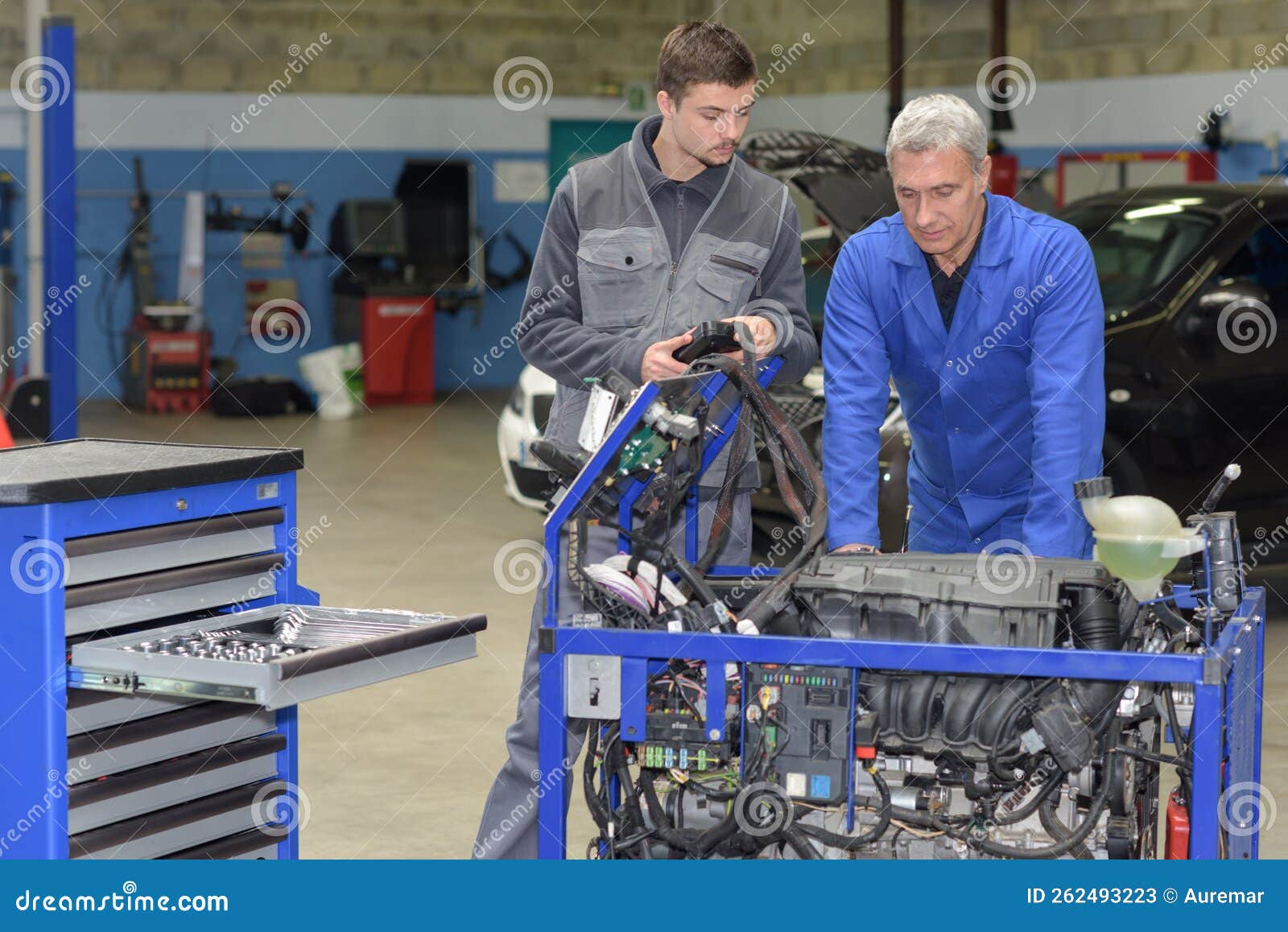 Mechanics Training Class with Teacher and Student Stock Image - Image ...
