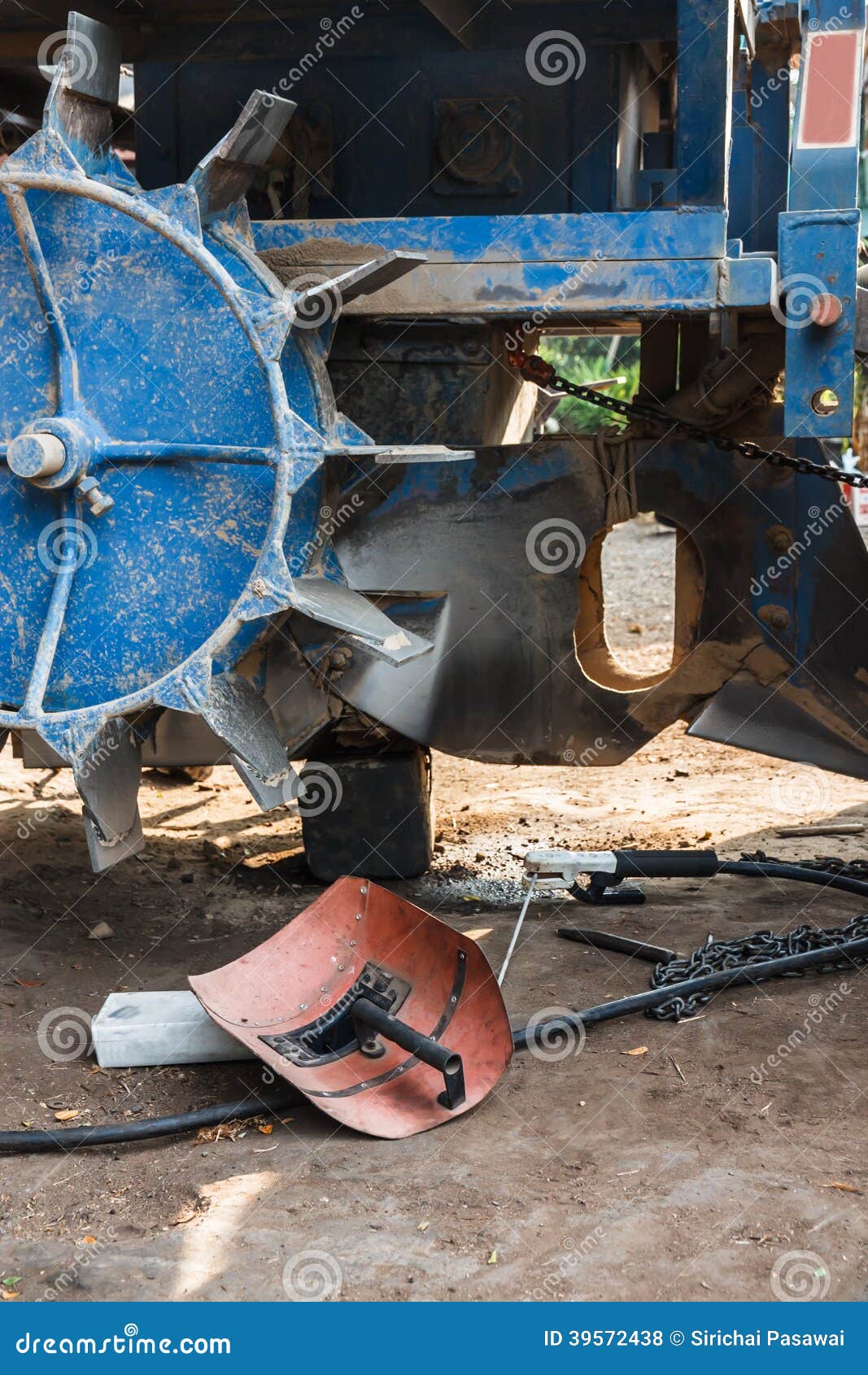 Mechanics are working stock photo. Image of mechanic - 39572438
