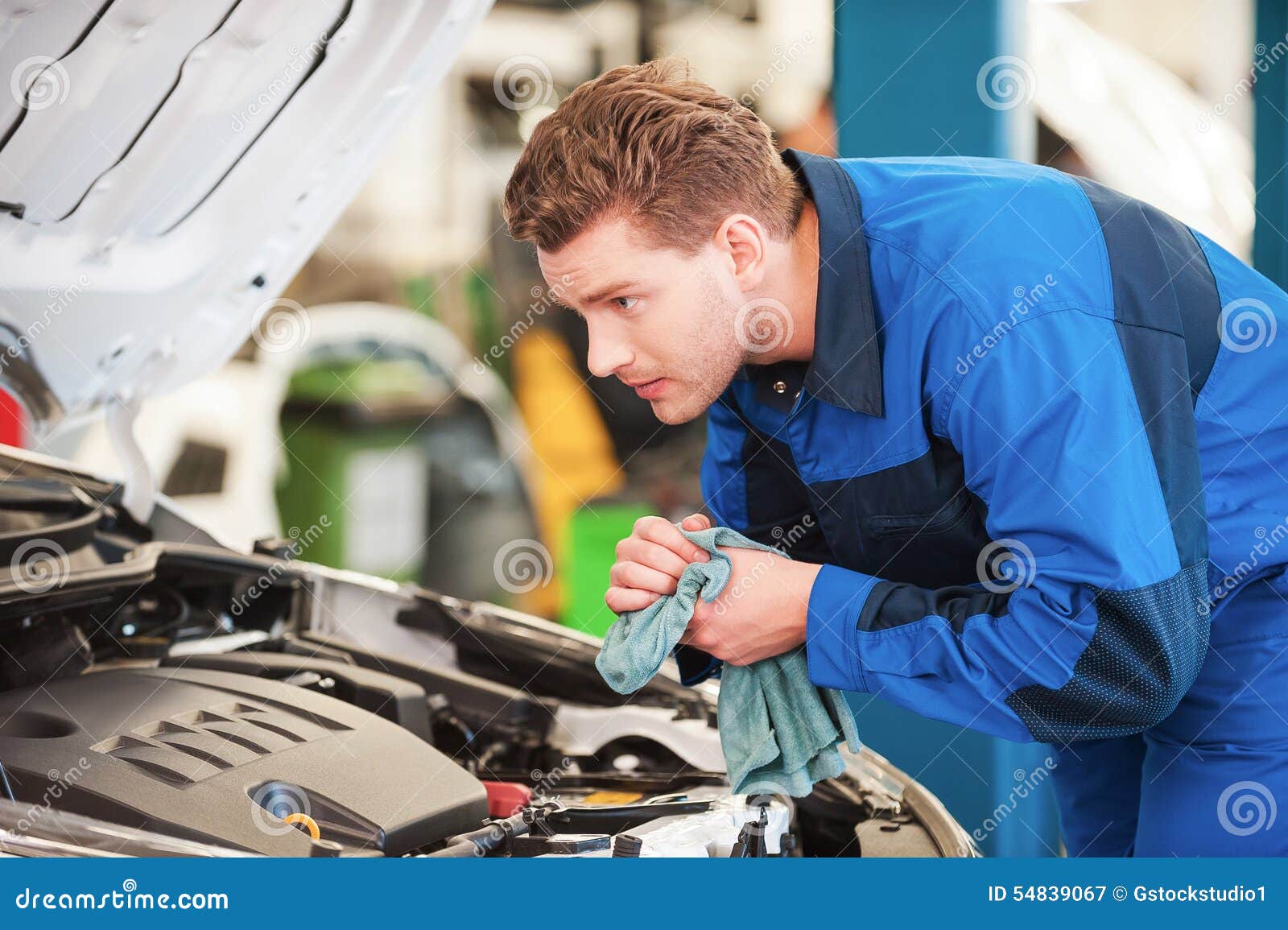 Mechaniker bei der Arbeit stockbild. Bild von auto, reparatur - 54839067