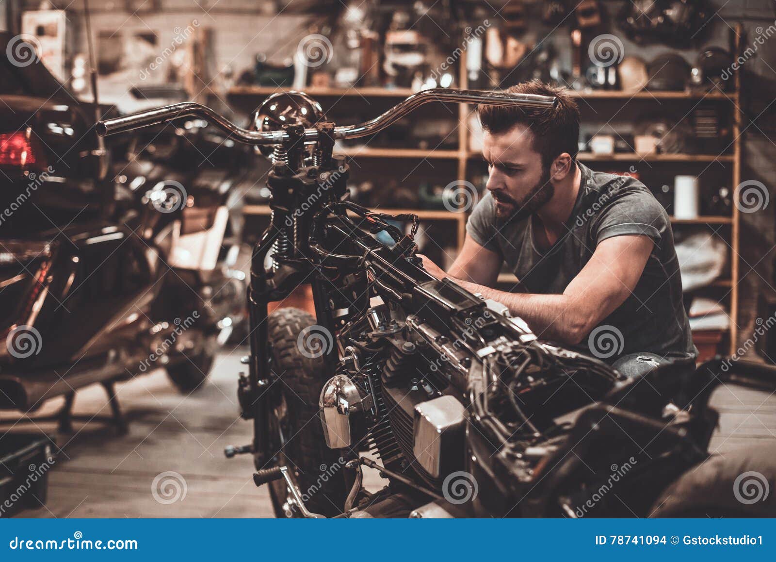 Mechaniker bei der Arbeit stockfoto. Bild von reparatur - 78741094