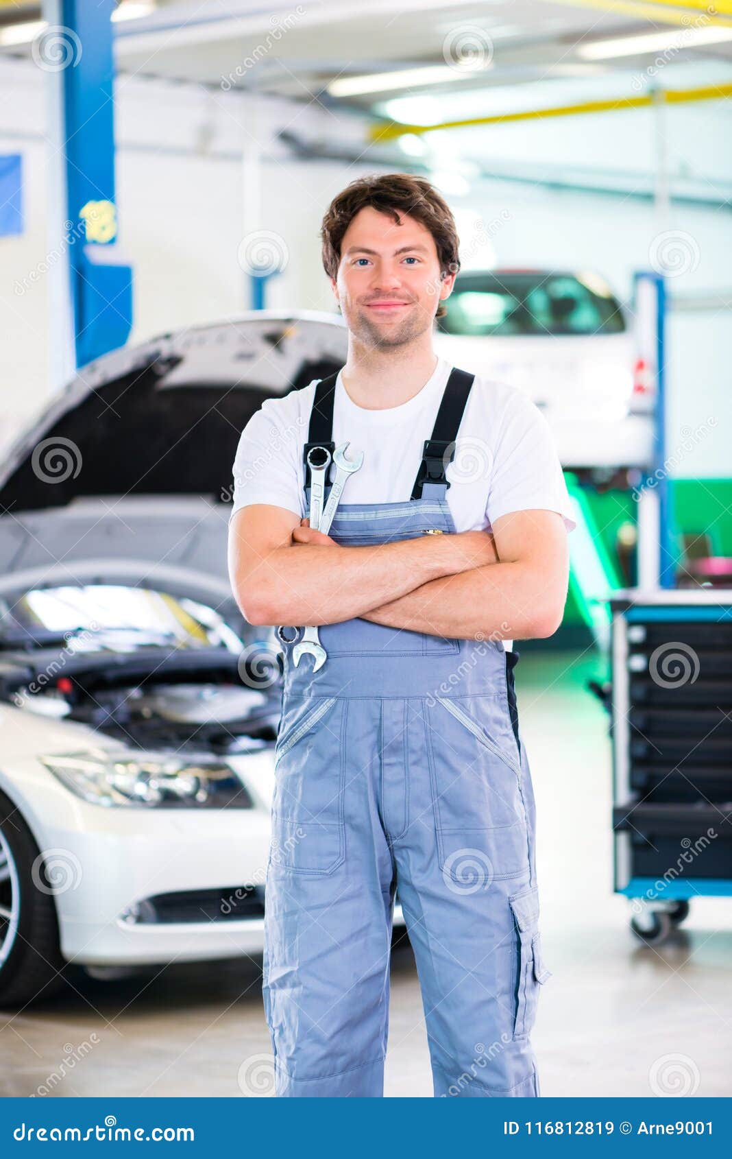 Mechaniker, Der in Der Autowerkstatt Arbeitet Stockbild - Bild von ...