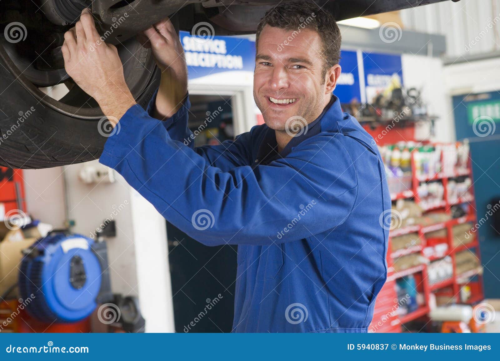 Mechaniker, Der Unter Auto Arbeitet Stockbild - Bild von berufe ...