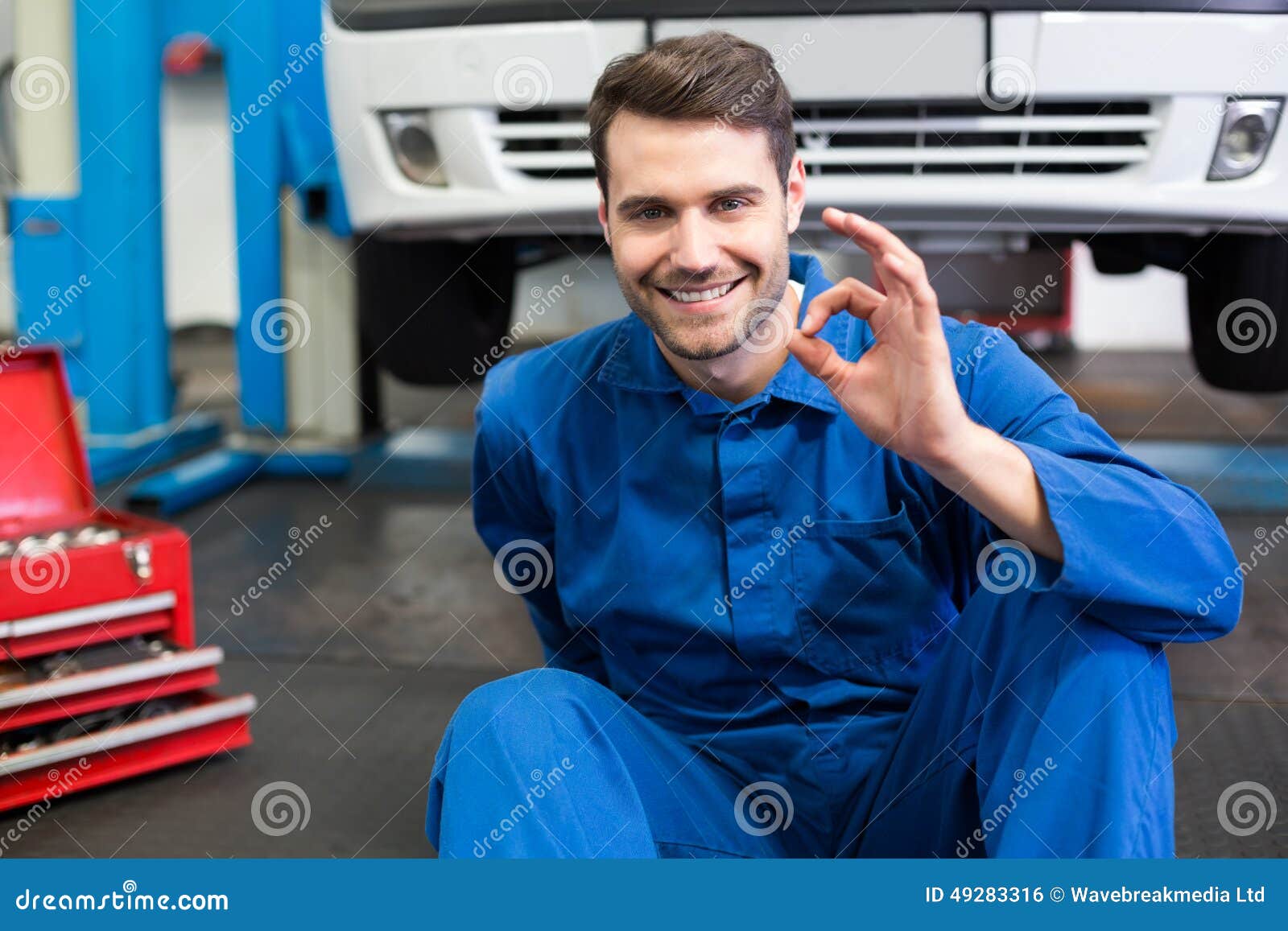 Mechaniker, Der Unter Auto Liegt Und Arbeitet Stockfoto - Bild von ...