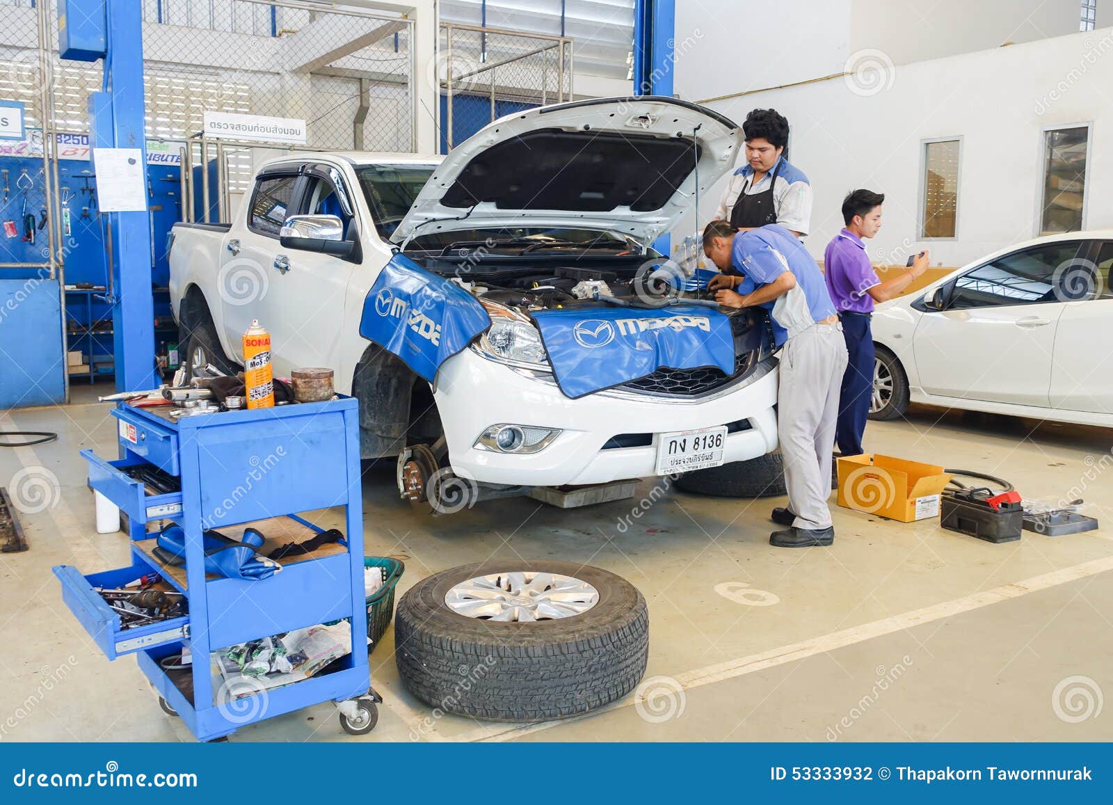 Mechaniker, Die Auto Reparieren Redaktionelles Stockfotografie - Bild ...