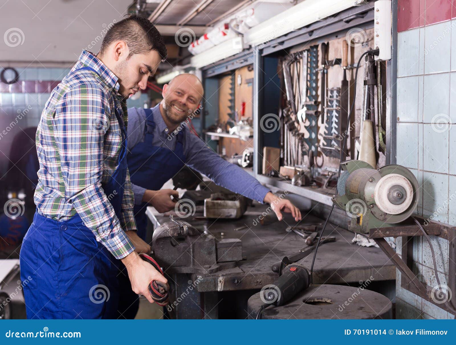 Mechaniker, Die an Der Werkstatt Arbeiten Stockfoto - Bild von ...