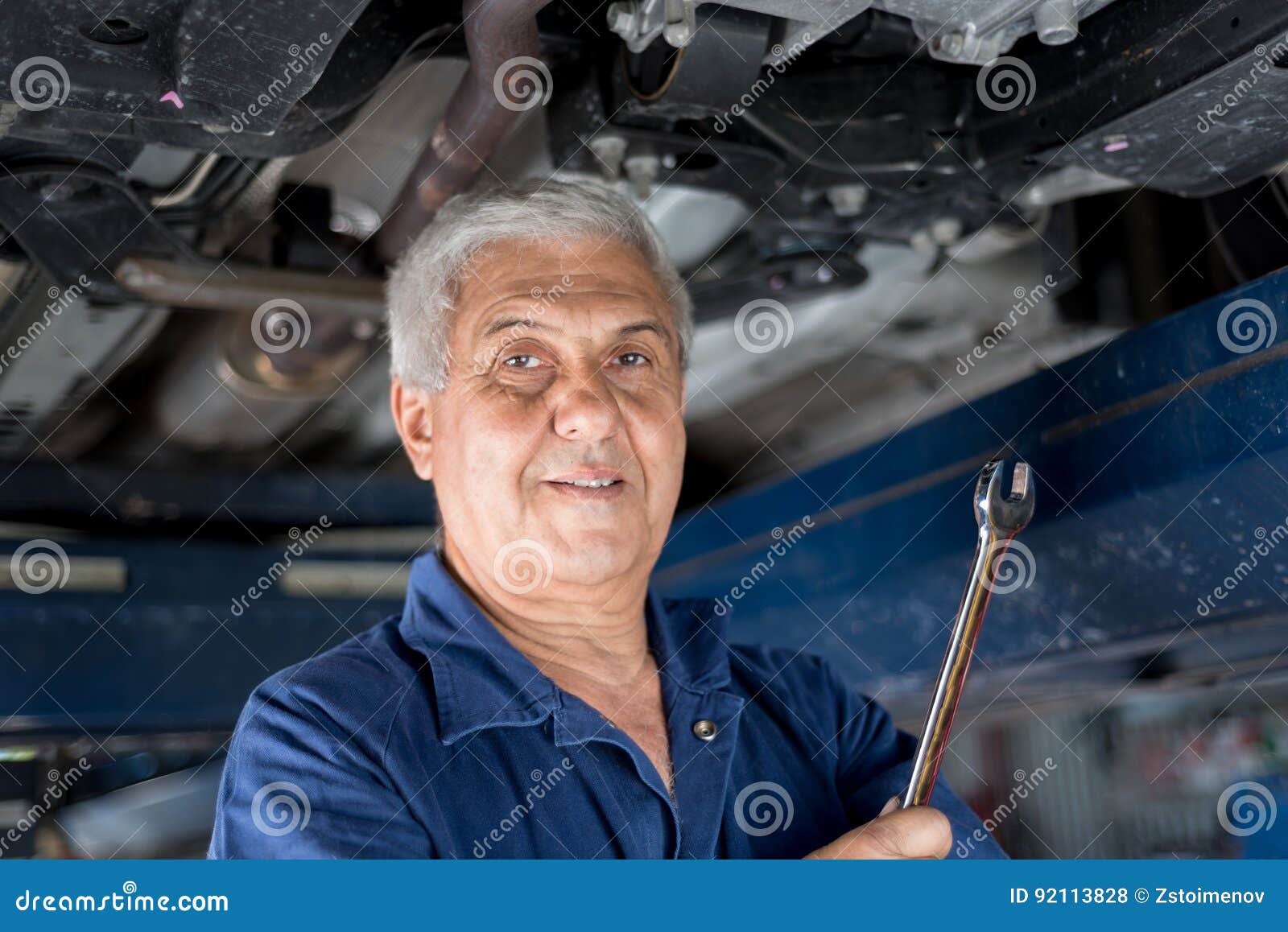 Mechaniker in Einer Automobilwerkstatt Stockfoto - Bild von mechaniker ...