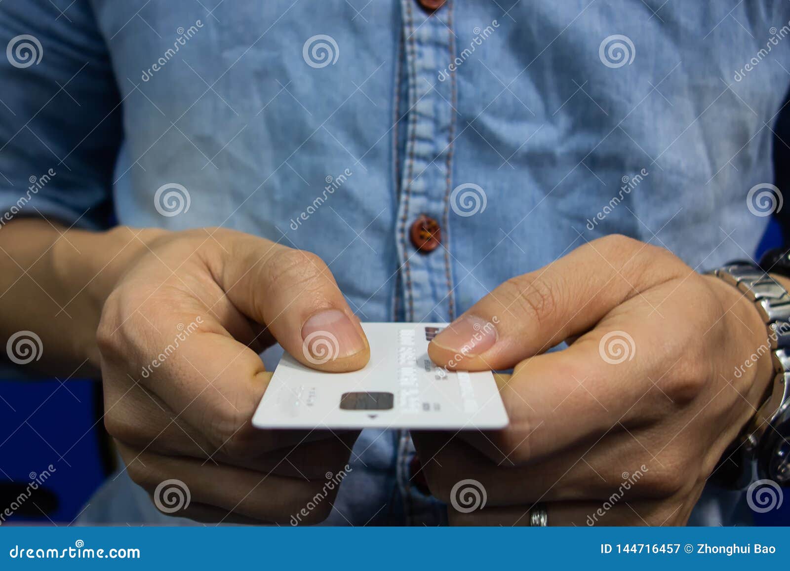 Med en kontokort i hand fotografering för bildbyråer. Bild av ...