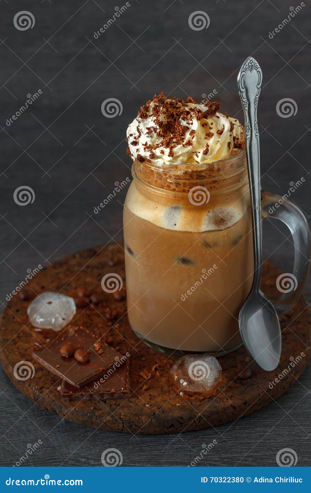 Med is kaffe i en krus arkivfoto. Bild av morgon, exponeringsglas ...