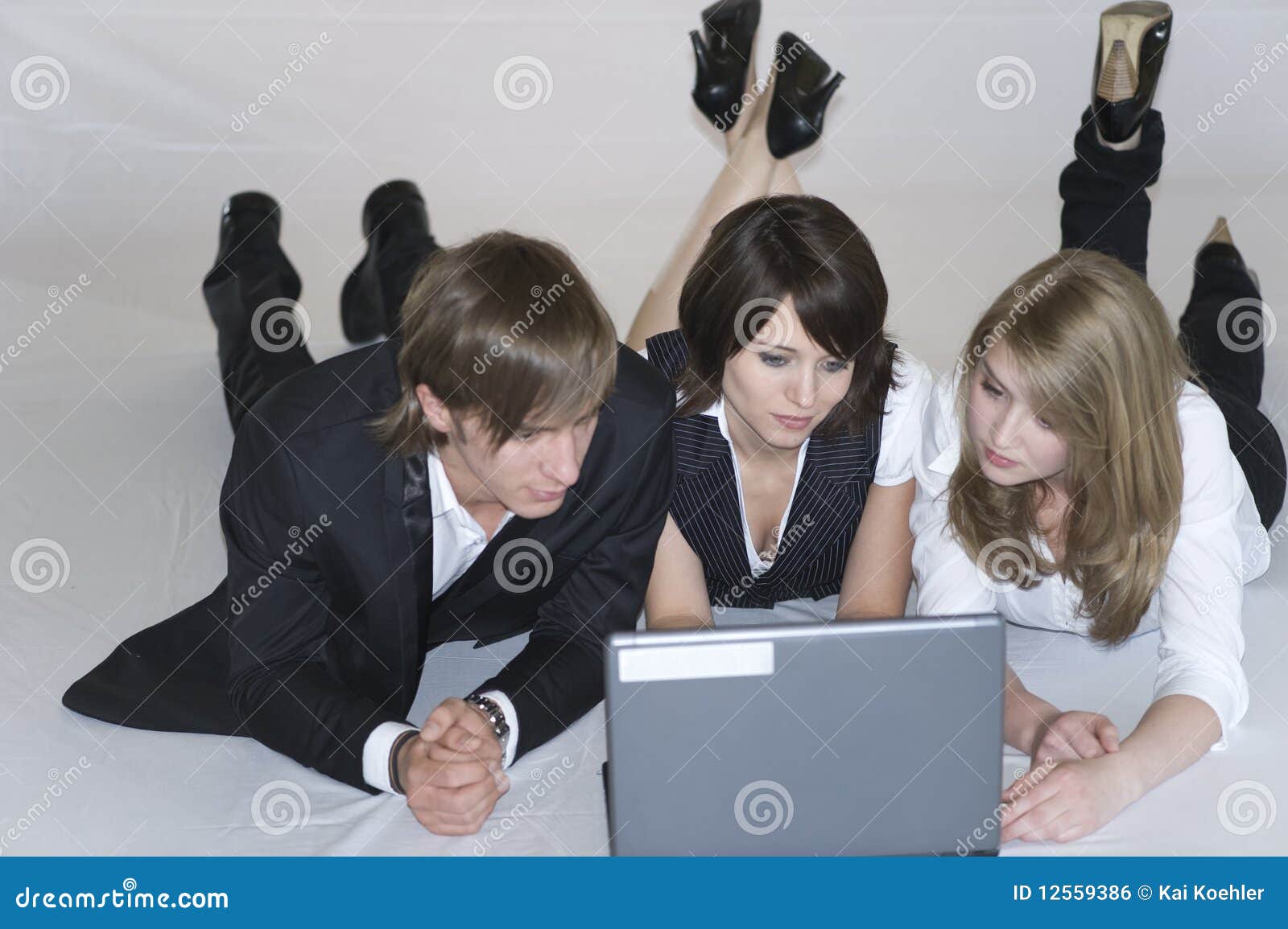 Mededeling stock foto. Image of mededeling, mensen, laptop - 12559386