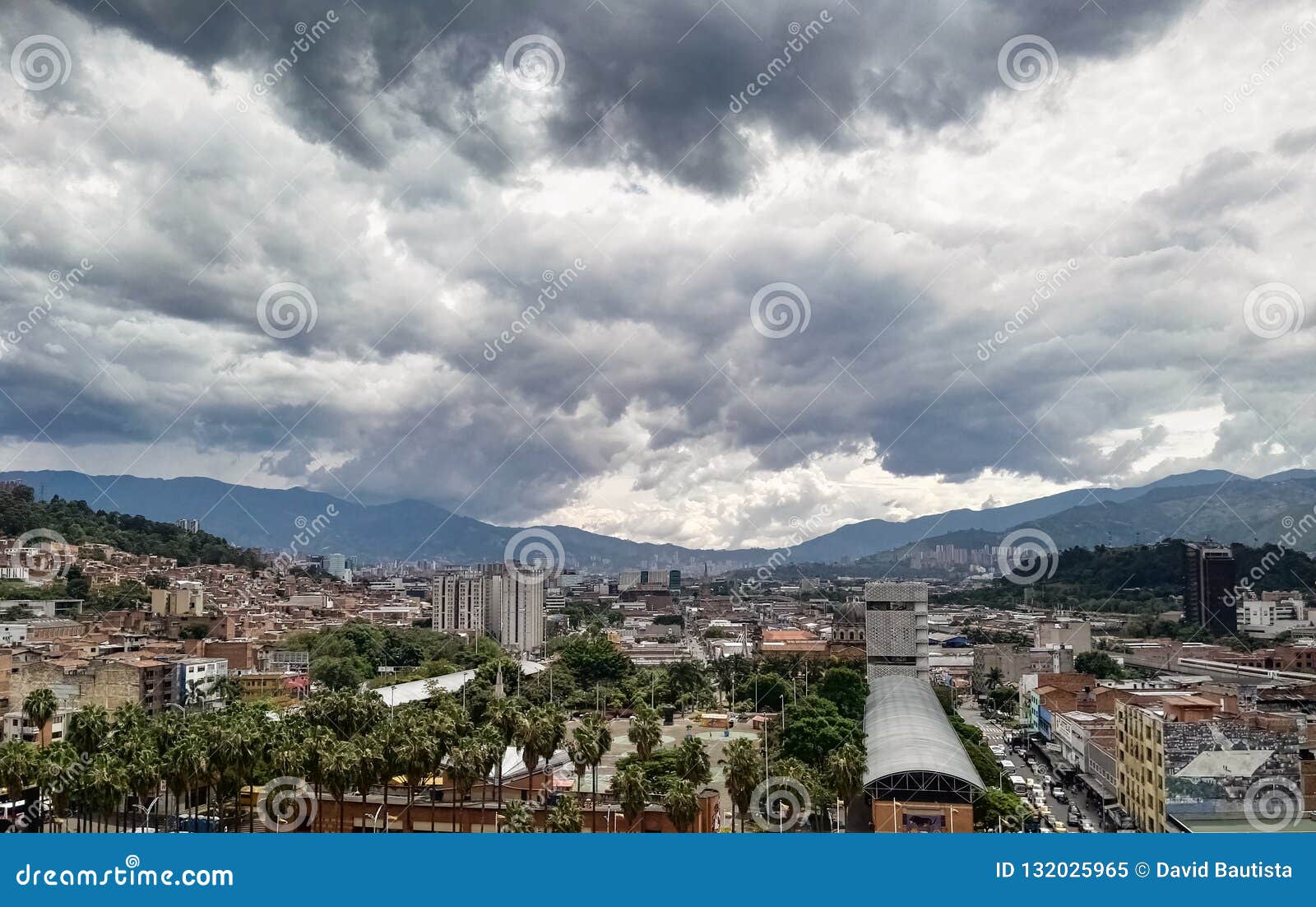 Medellin En El Valle Antioquia, Colombia De Aburra Palmeras, Edificios ... Medellin En El Valle Antioquia, Colombia De Aburra Palmeras, Edificios ...
